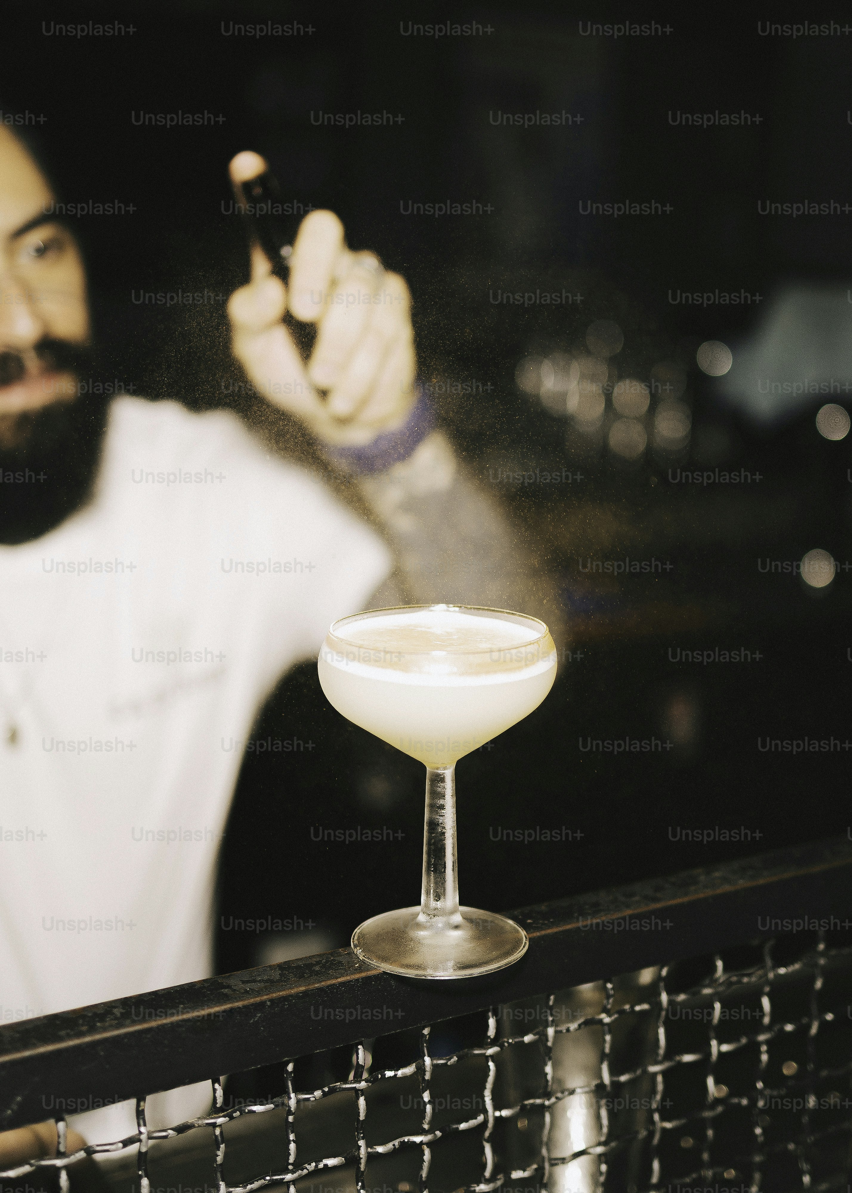 Bartender adds finishing touches to an elegant cocktail. photo – Bar ...