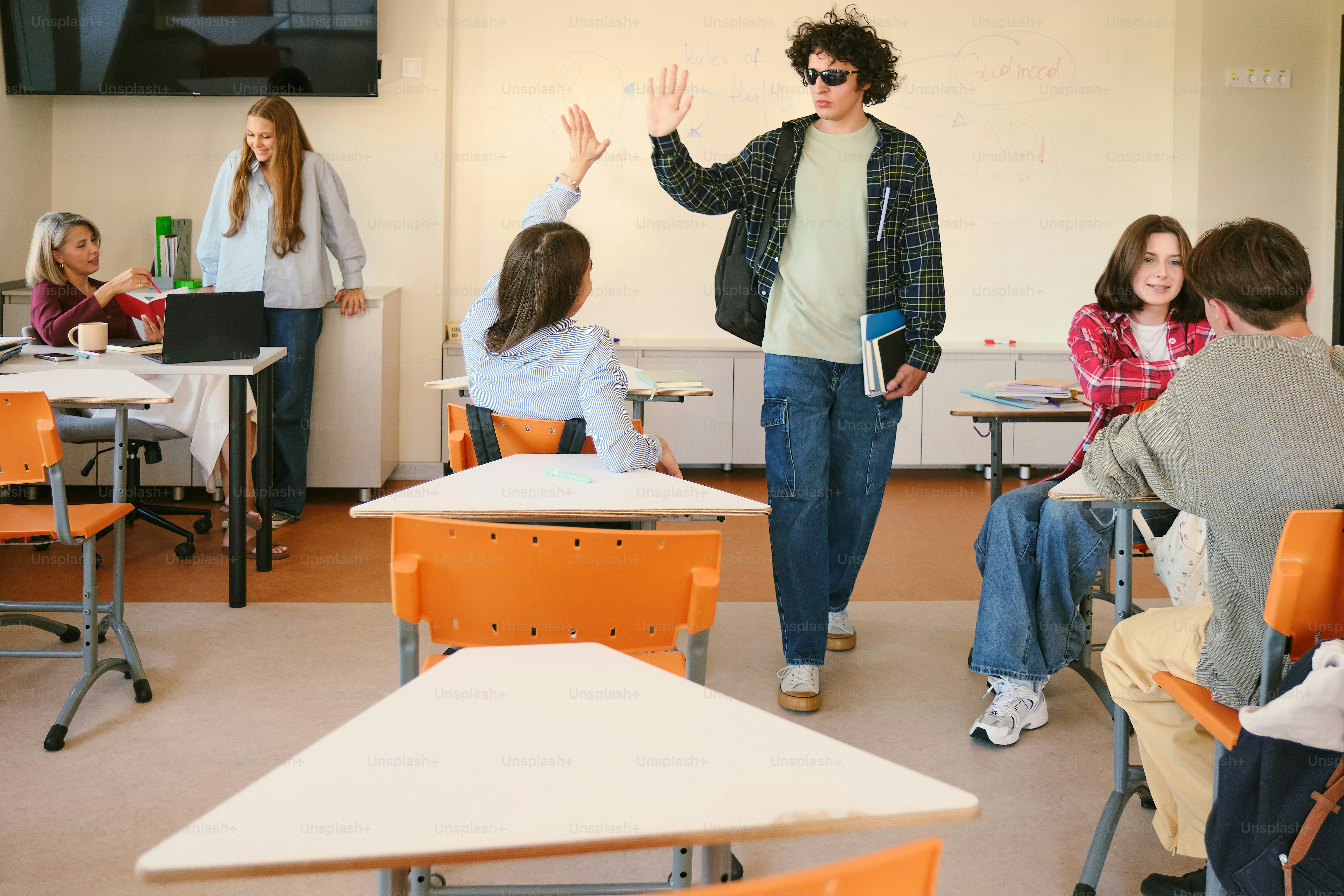 Los estudiantes están sentados juntos en un salón de clases. foto ...