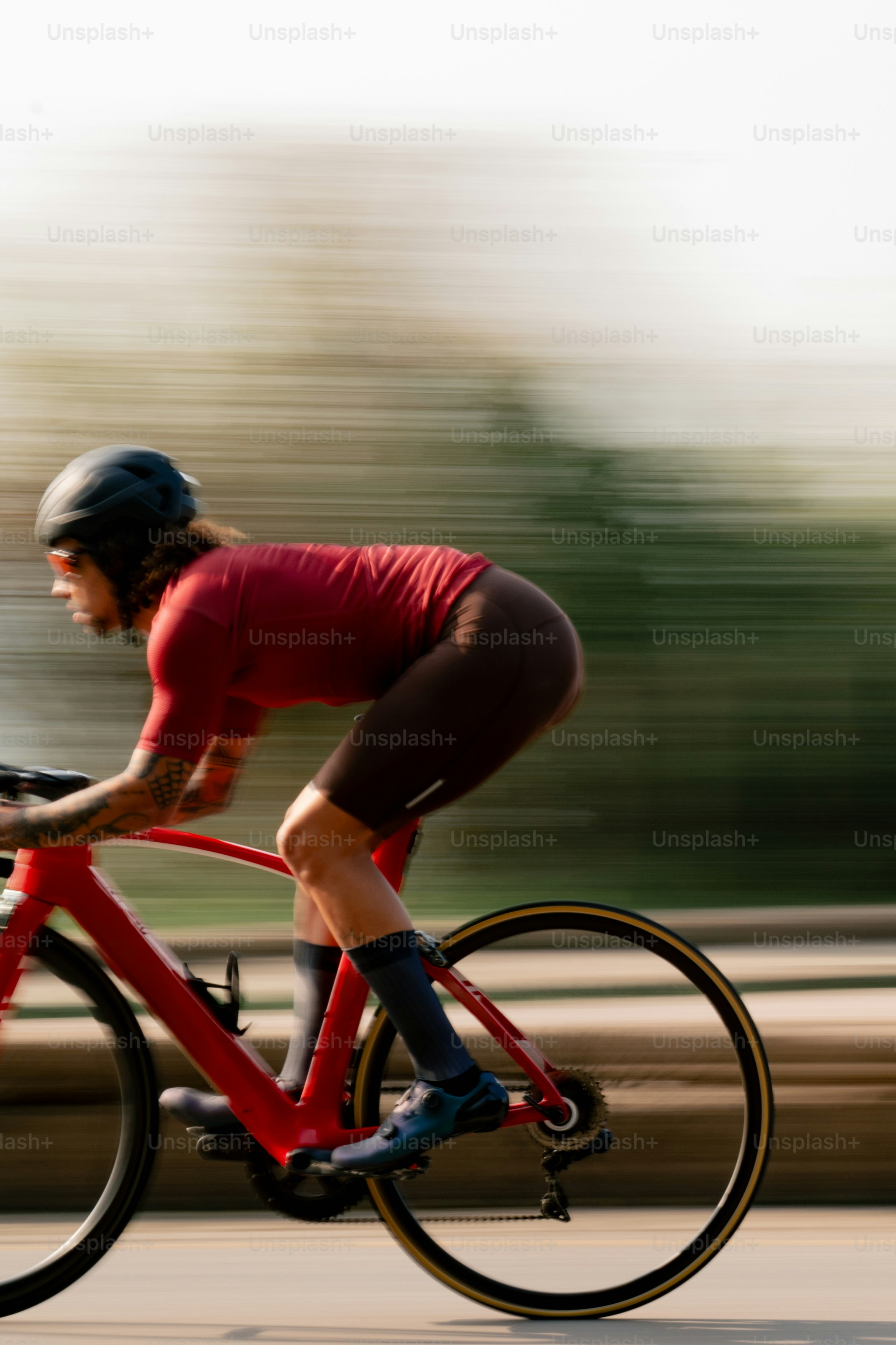 Cyclist races down the road at high speed. photo – Sport Image on Unsplash