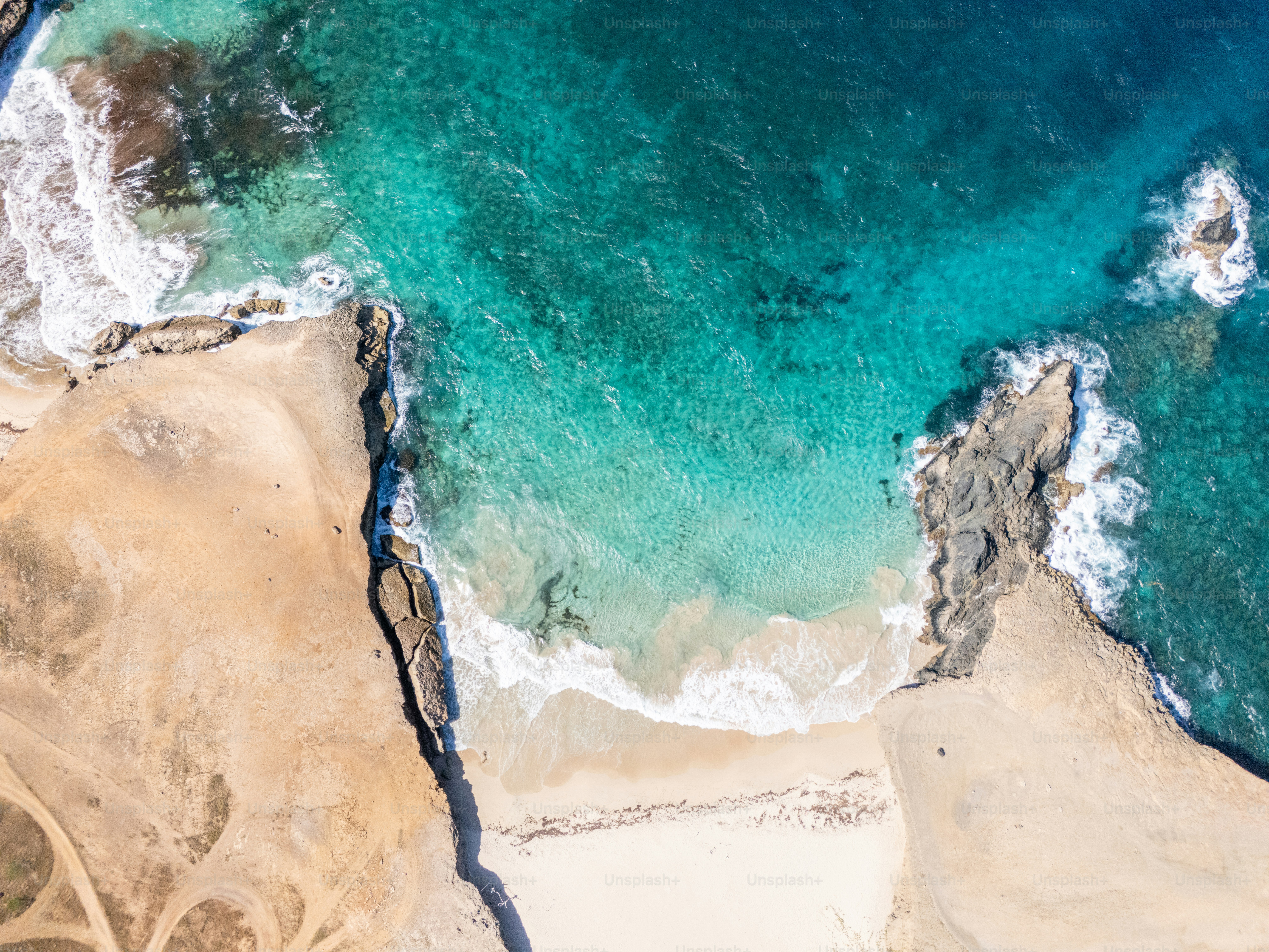 Foto Pemandangan garis pantai berbatu dan laut biru jernih yang ...