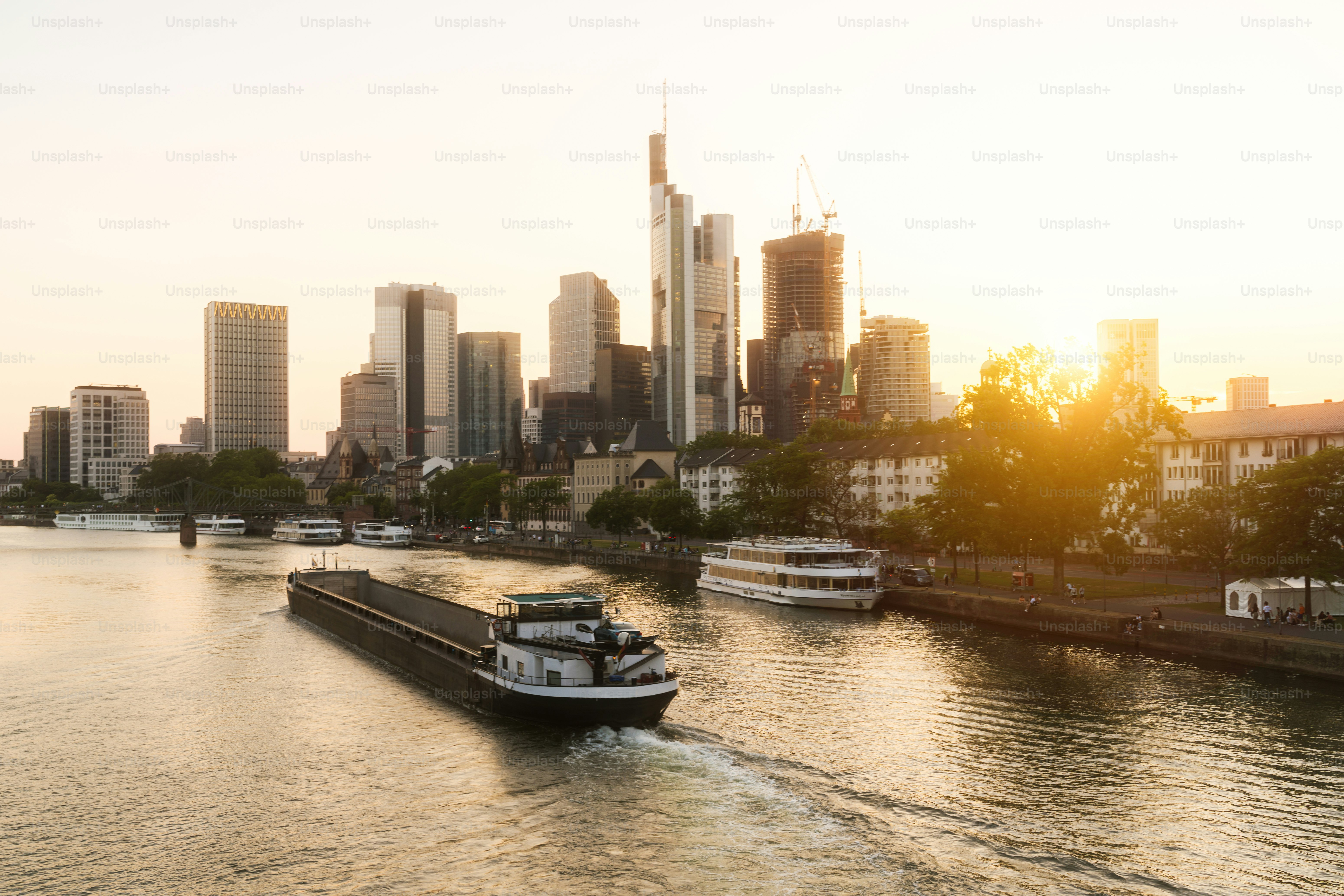 Foto Cakrawala Frankfurt am Main dan jembatan Jembatan Ignatz Bubis ...