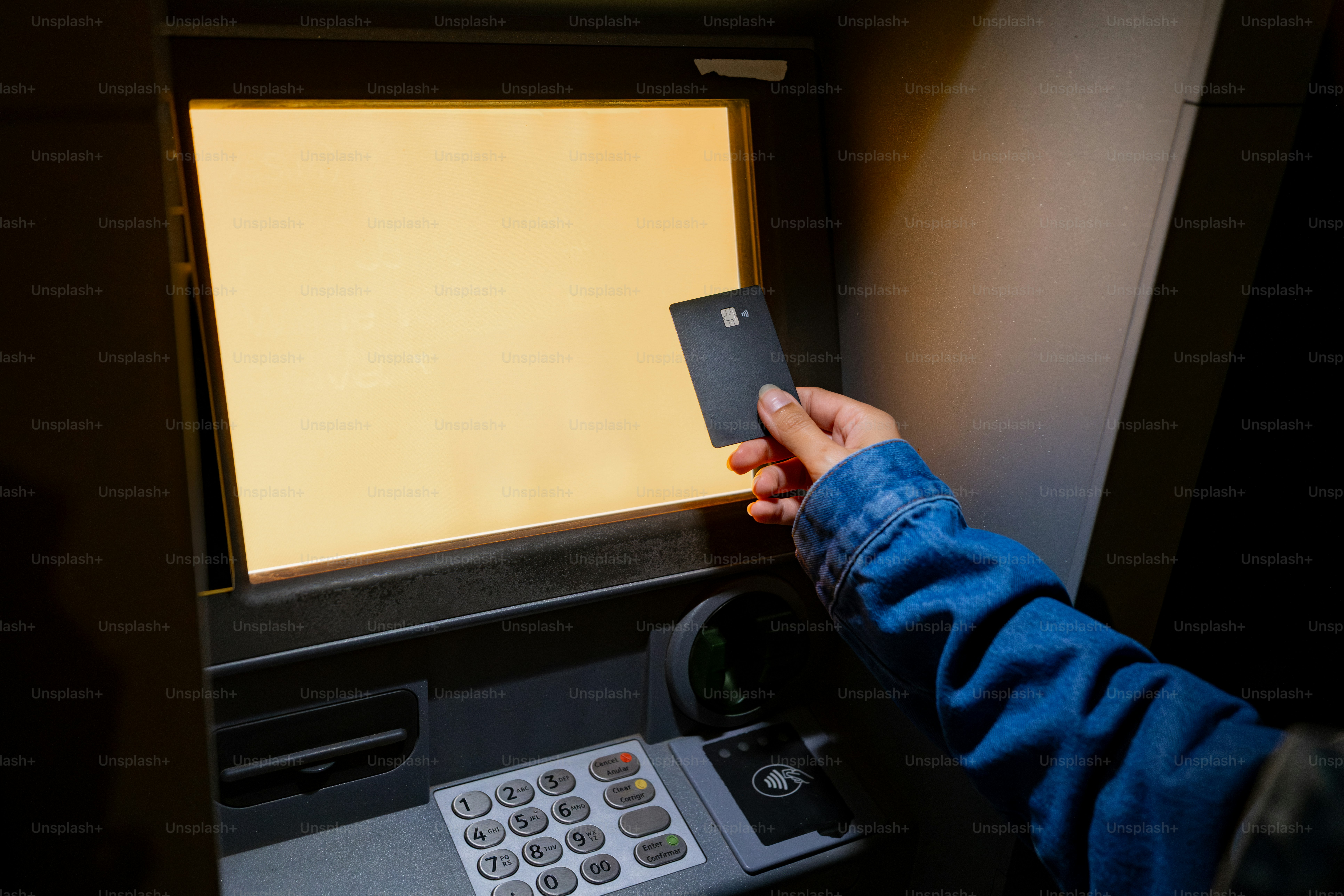 Hand inserting card into atm machine photo – Money Image on Unsplash