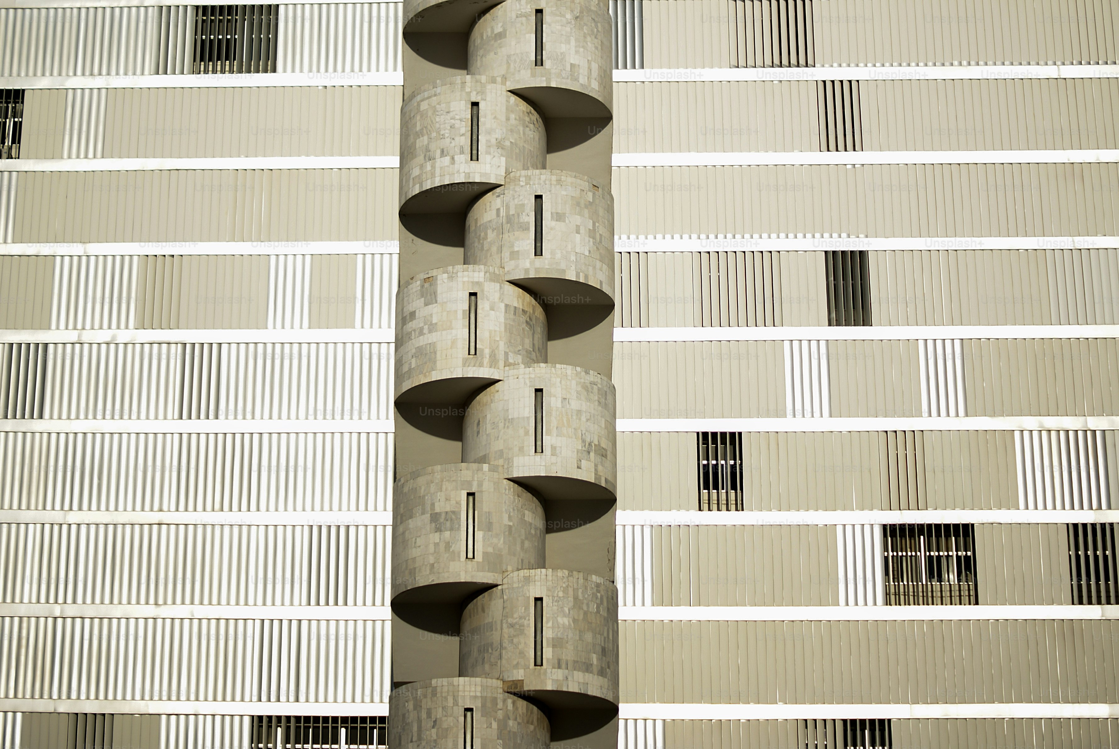 Fachada moderna del edificio con patrones geométricos y ventanas foto ...
