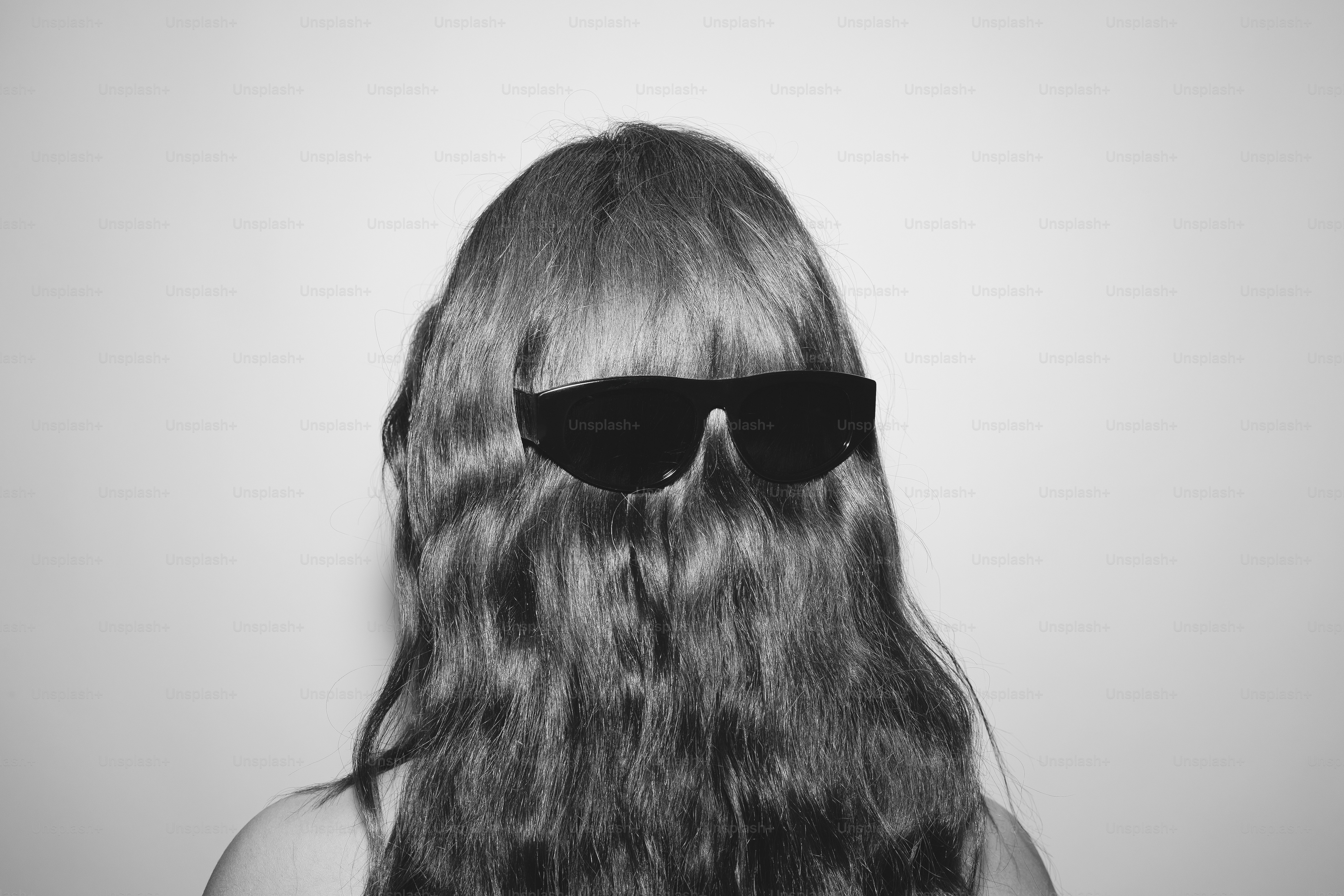 Mujer con gafas de sol se las ajusta con una sonrisa. foto – Imagen de ...