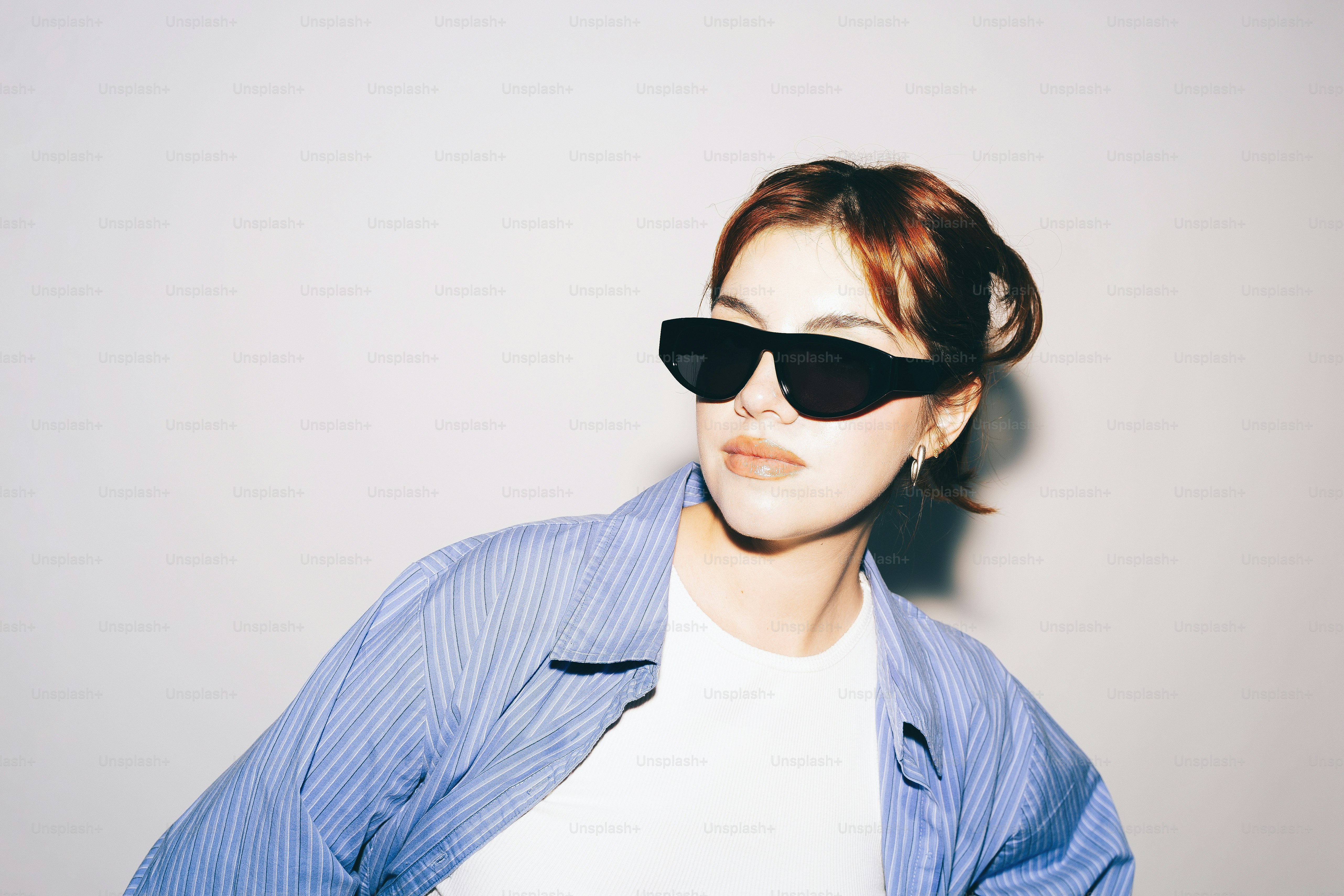 Mujer con gafas de sol se las ajusta con una sonrisa. foto – Imagen de ...