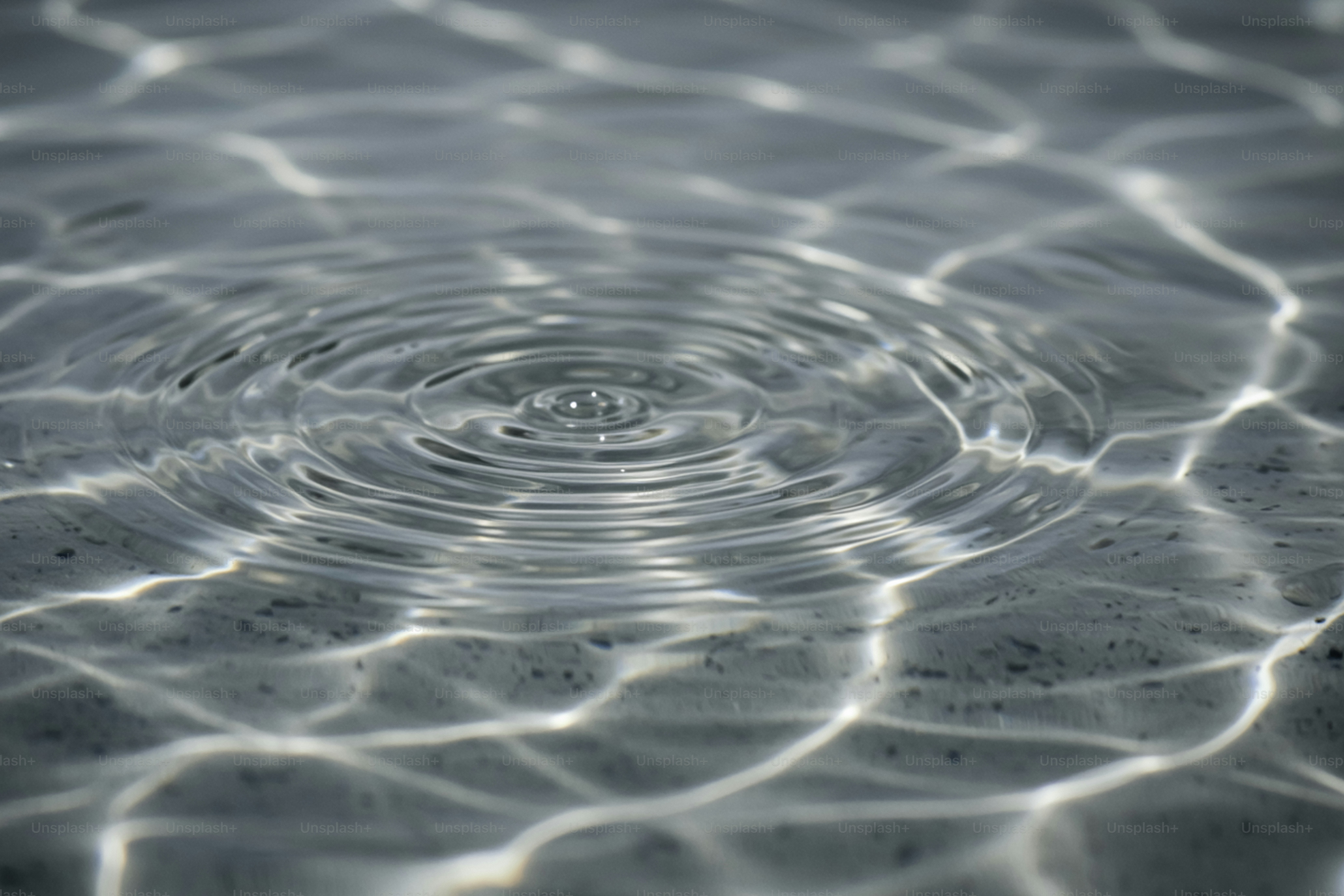 Increspature sulla superficie dell'acqua limpida foto – Immagine di ...