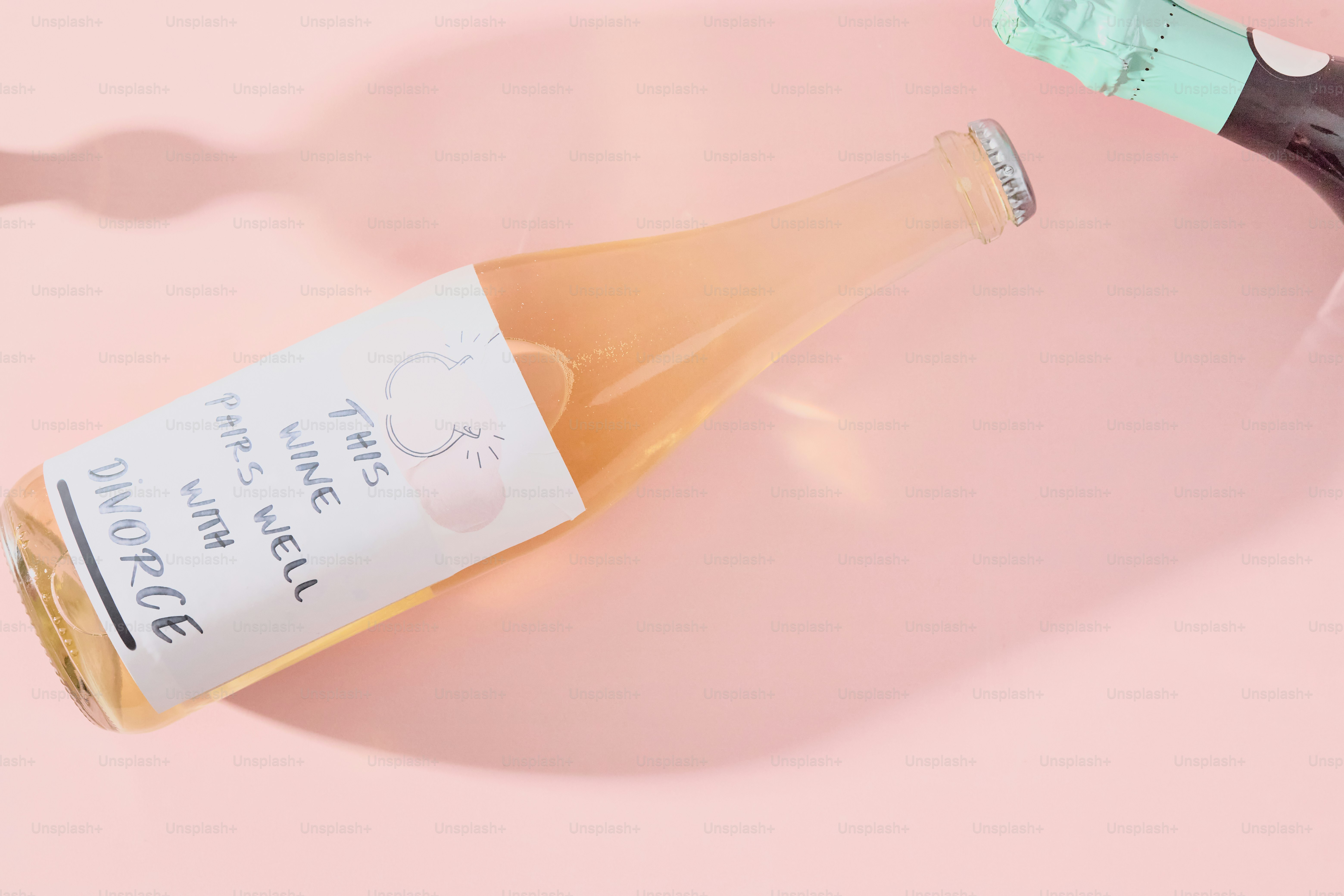 Dos botellas de vino rosado con etiquetas con temas de divorcio. foto ...
