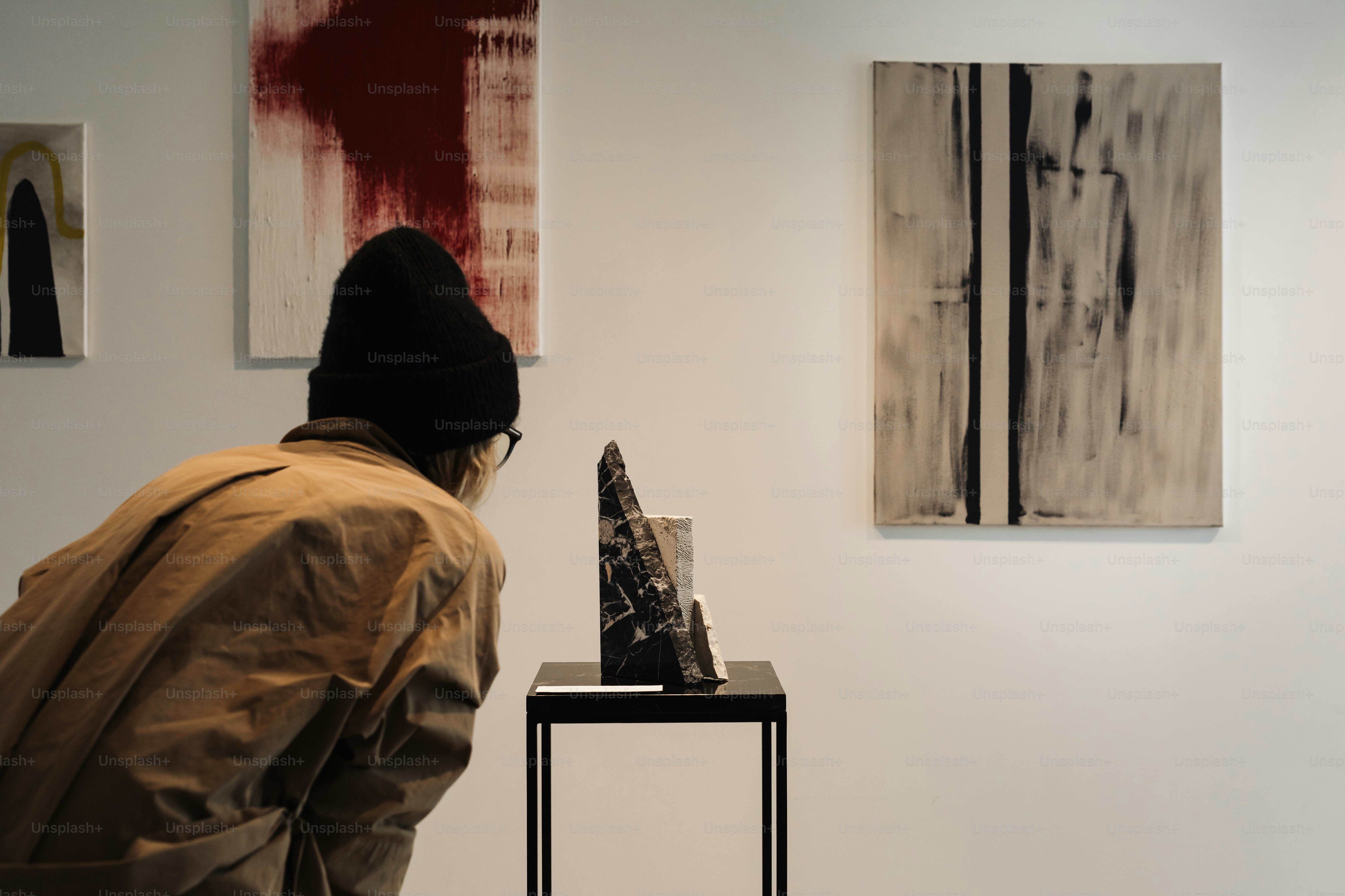 La persona observa el arte abstracto en una galería. foto – Imagen de ...