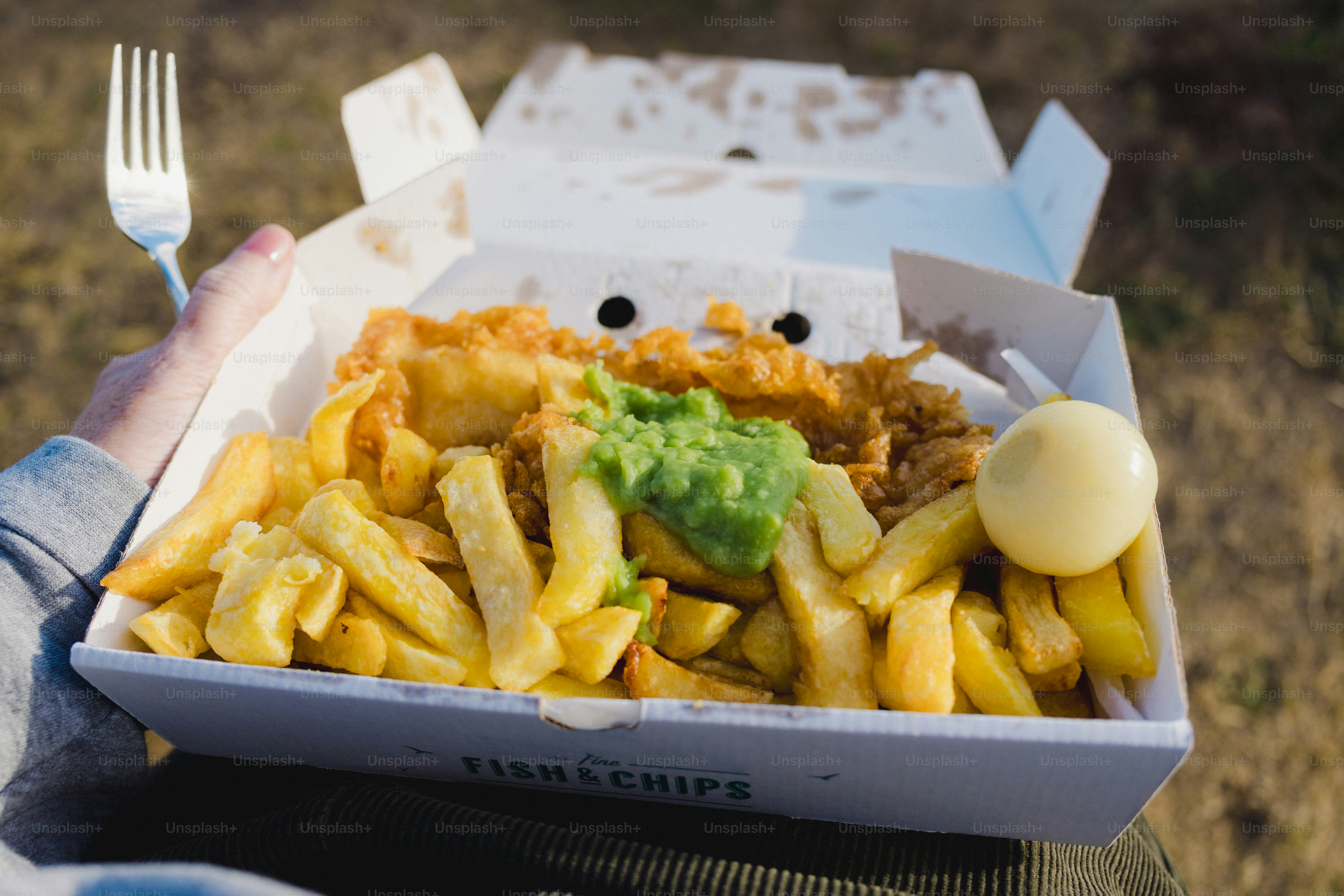 Fish and chips with mushy peas and tartar sauce photo – Fast food Image ...