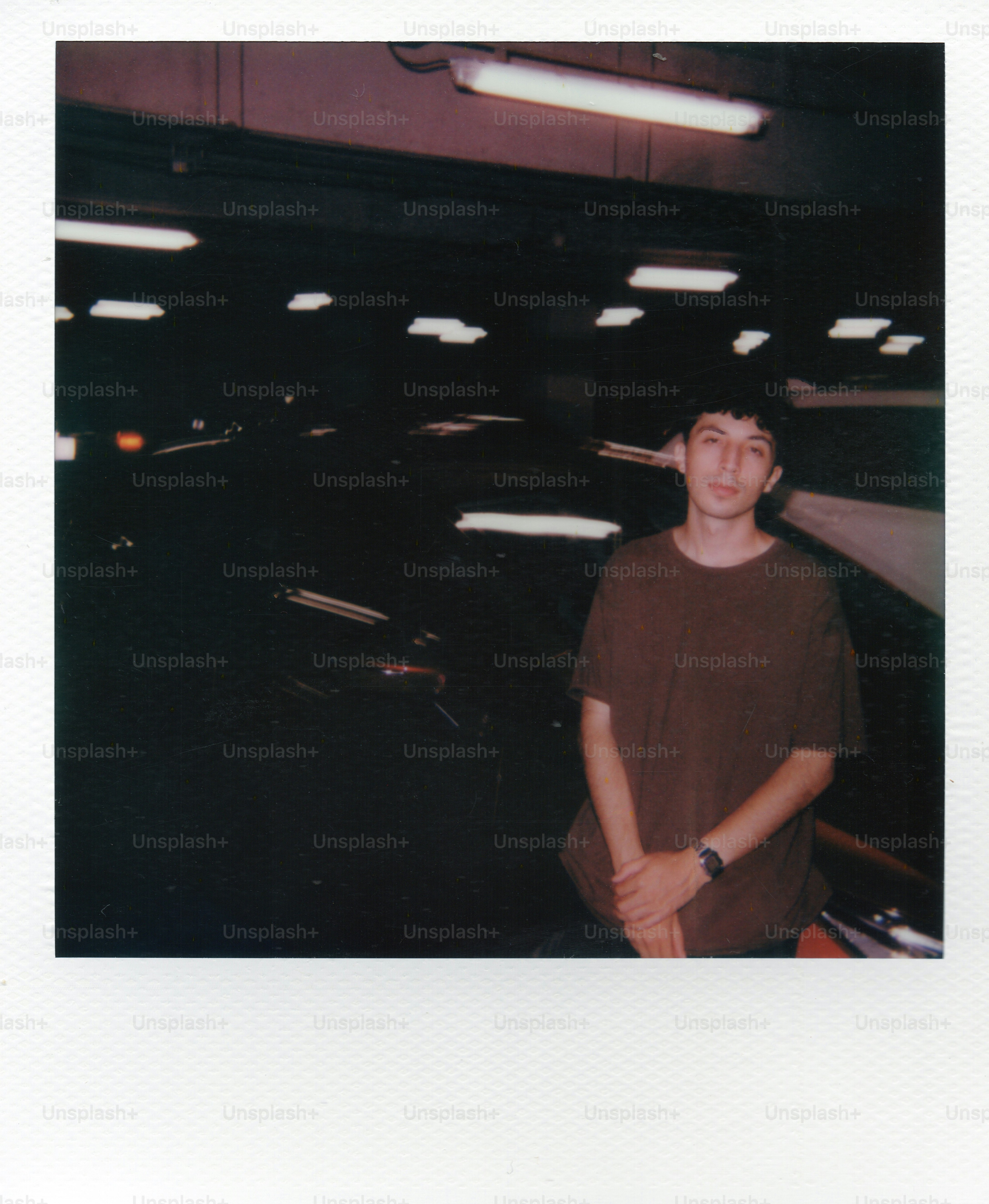 Joven parado en un estacionamiento con poca luz. foto – Imagen de ...