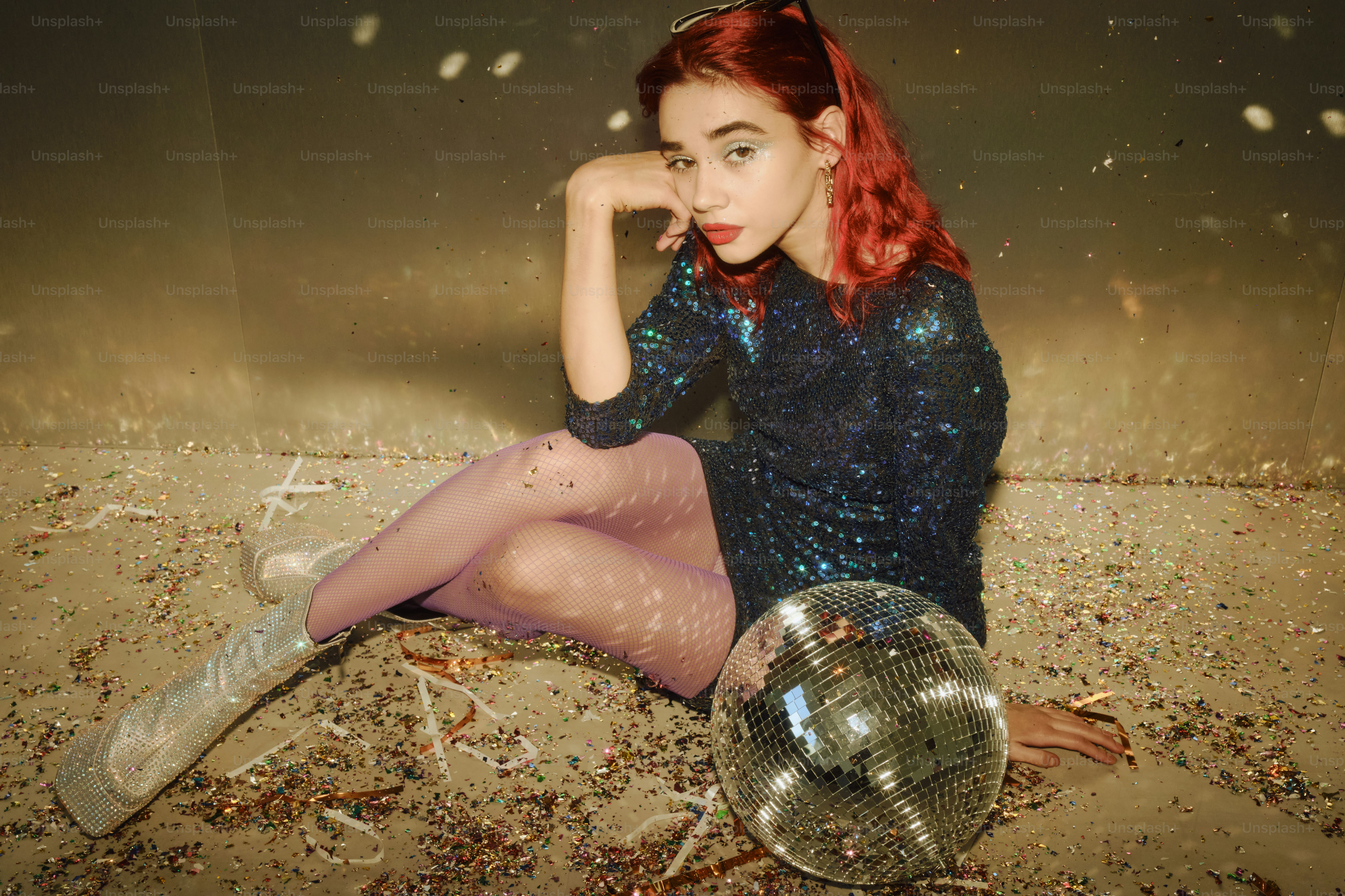 Personas con zapatos de plataforma y ropa brillante foto – Imagen de ...