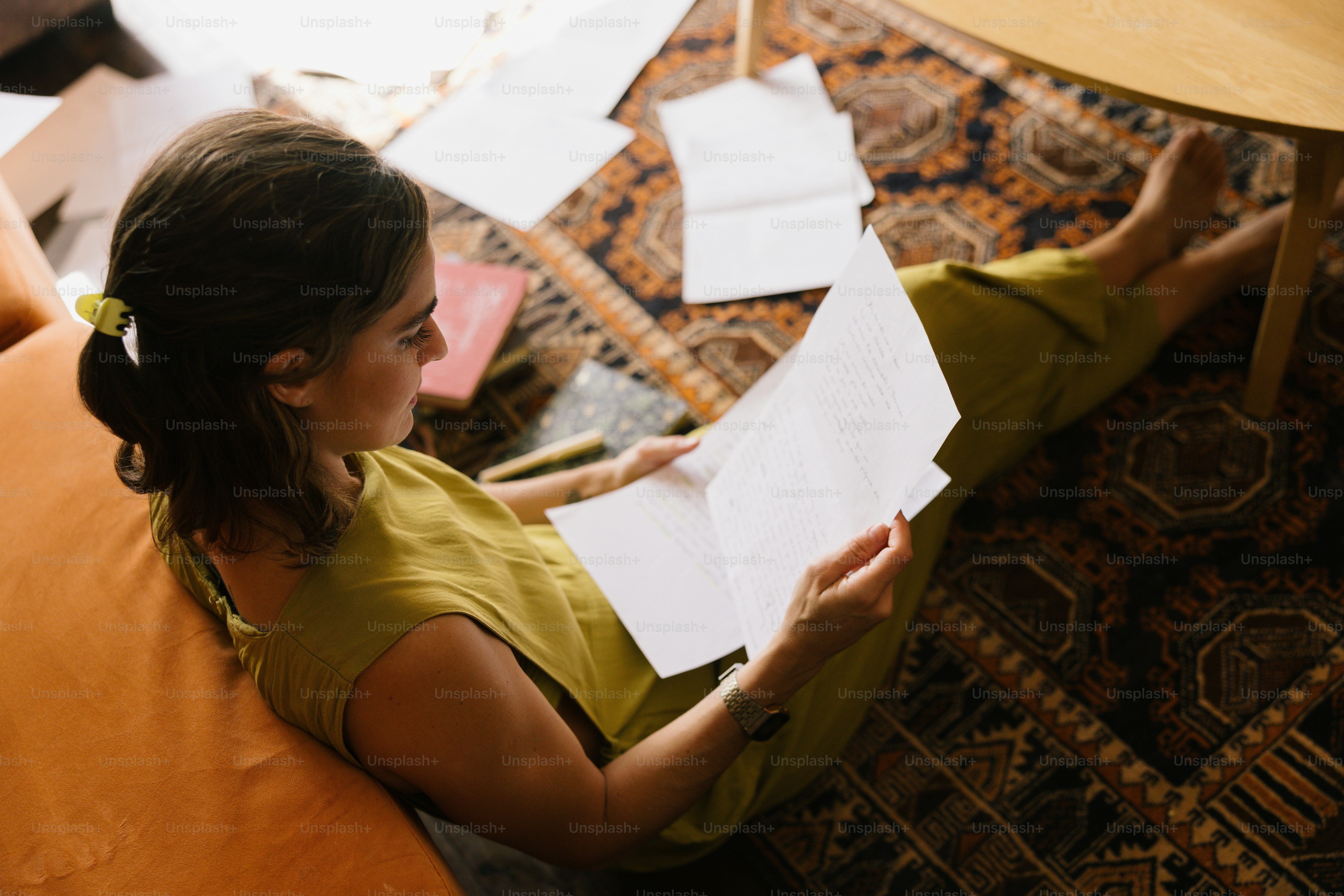 Woman reading papers on the floor photo – Woman Image on Unsplash