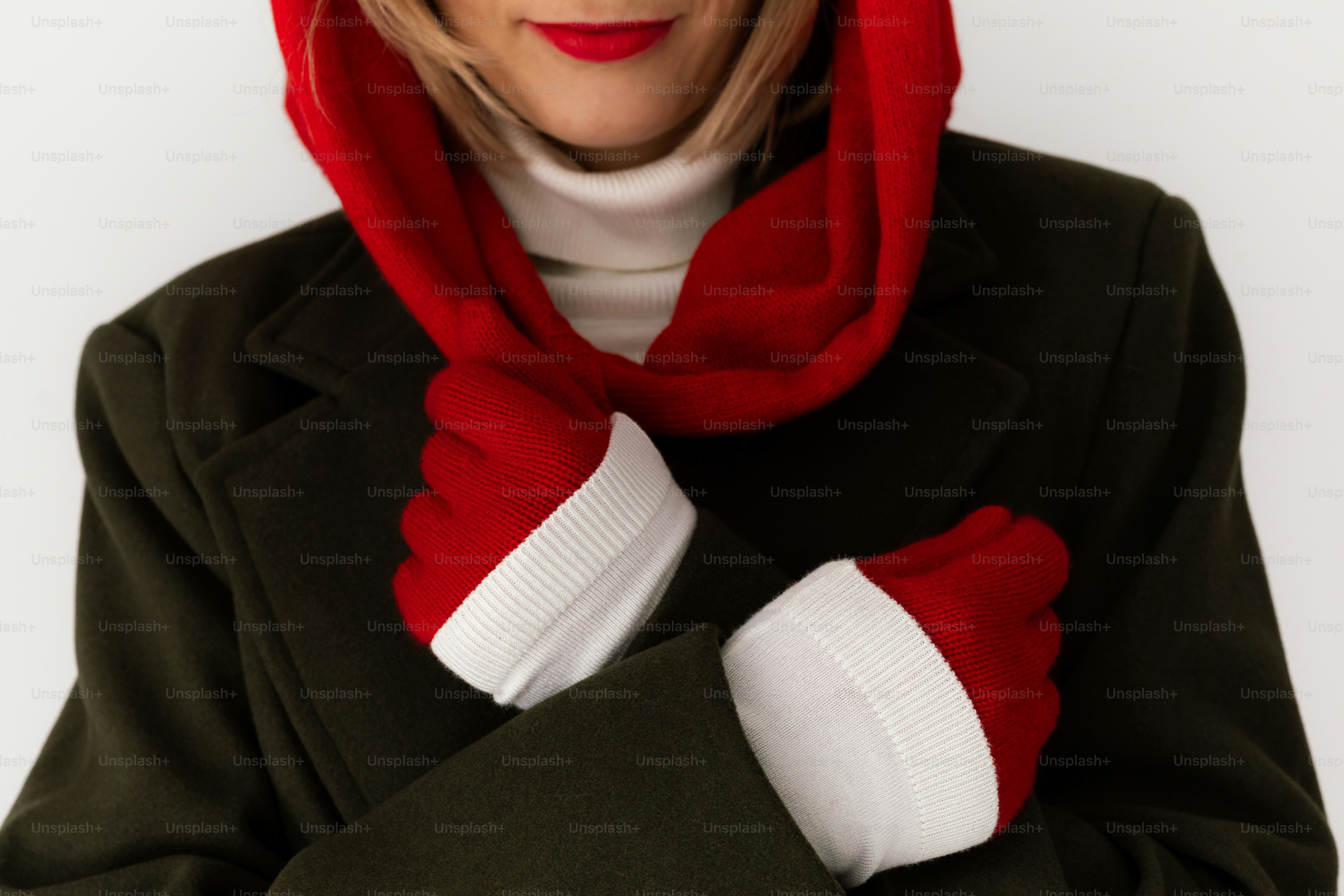 Red hooded scarf with fringe detail photo – Fashion Image on Unsplash