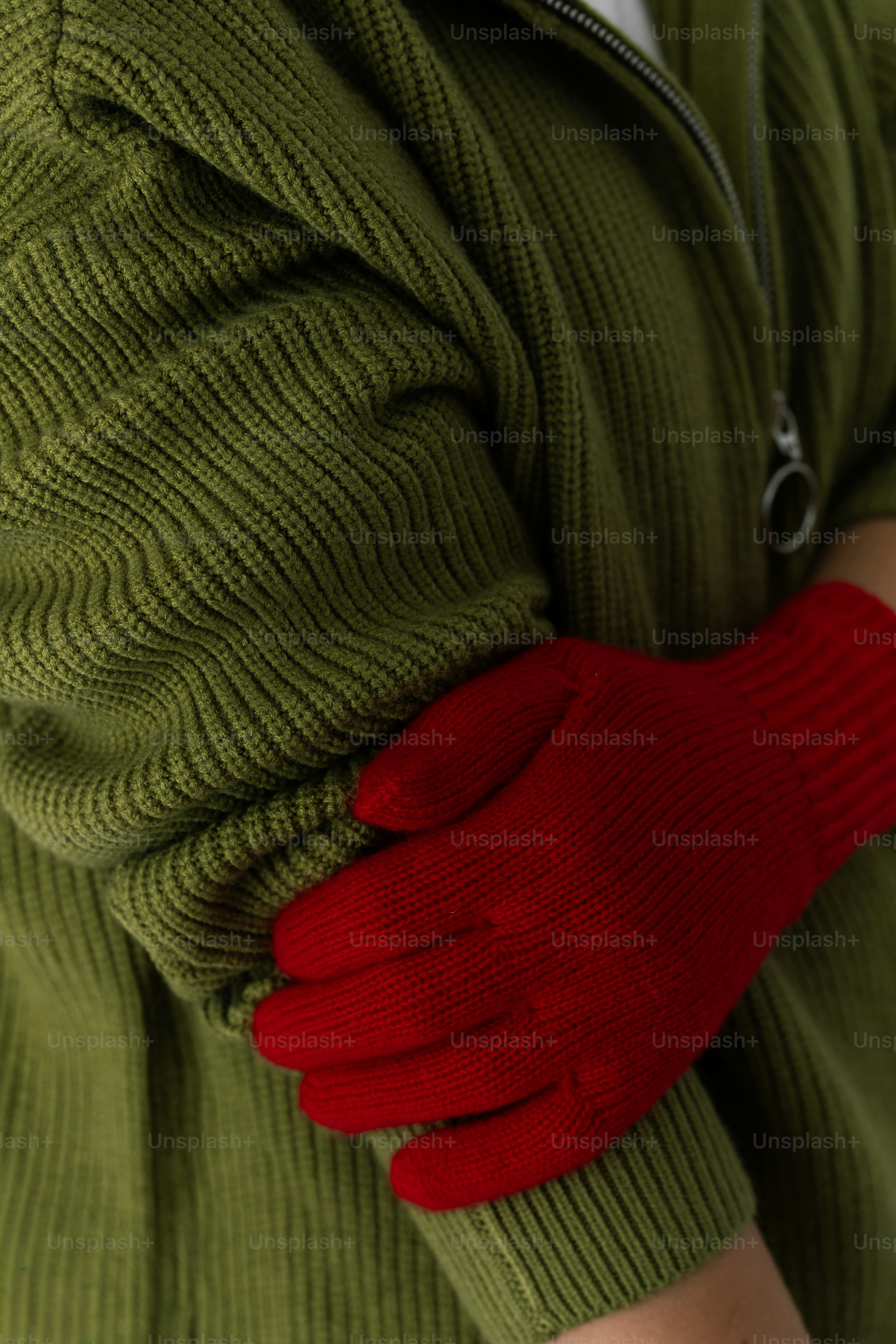 Persona con guante rojo y suéter verde. foto – Imagen de Moda en Unsplash
