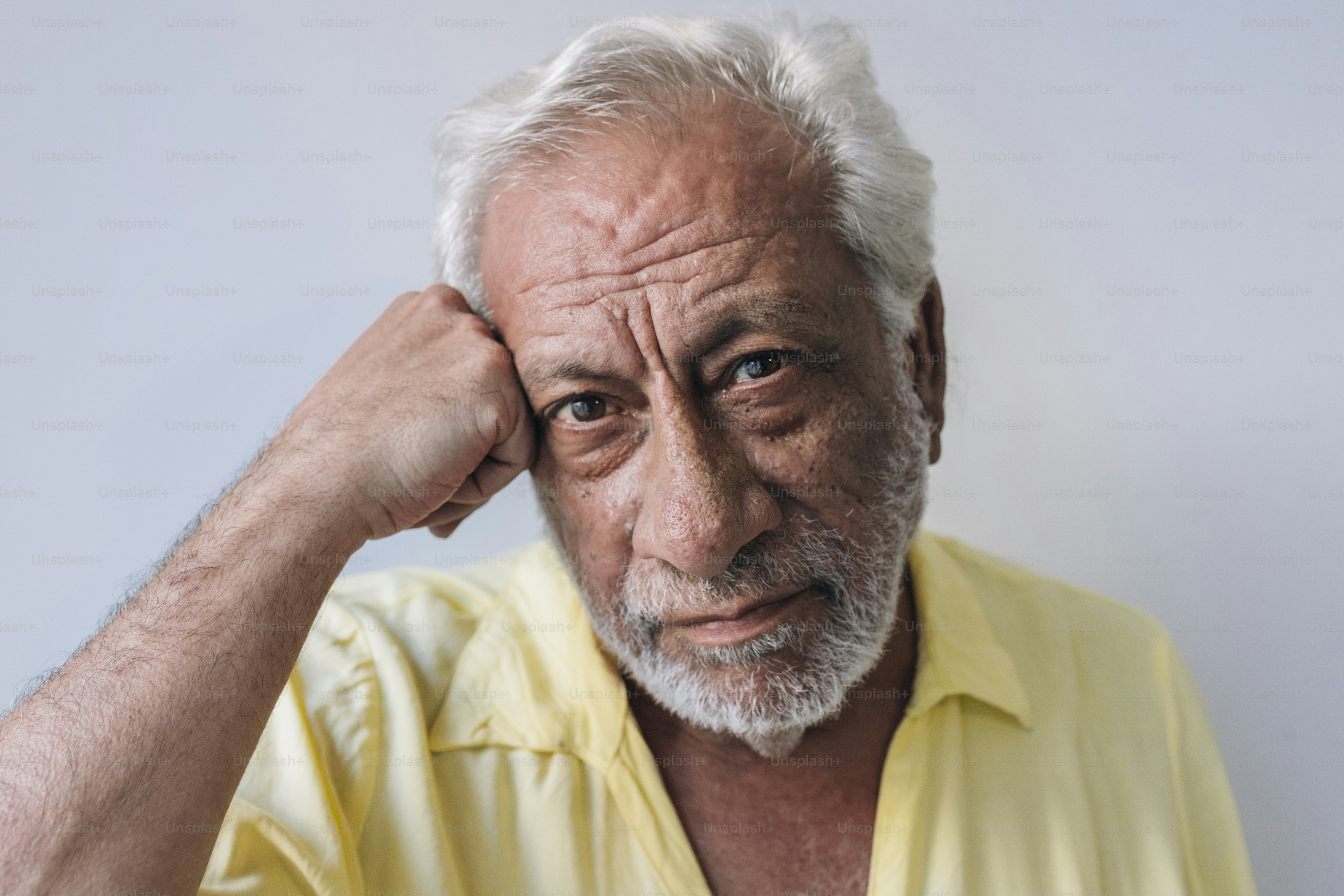 Homme âgé aux cheveux blancs repose sa tête sur la main photo – Image ...