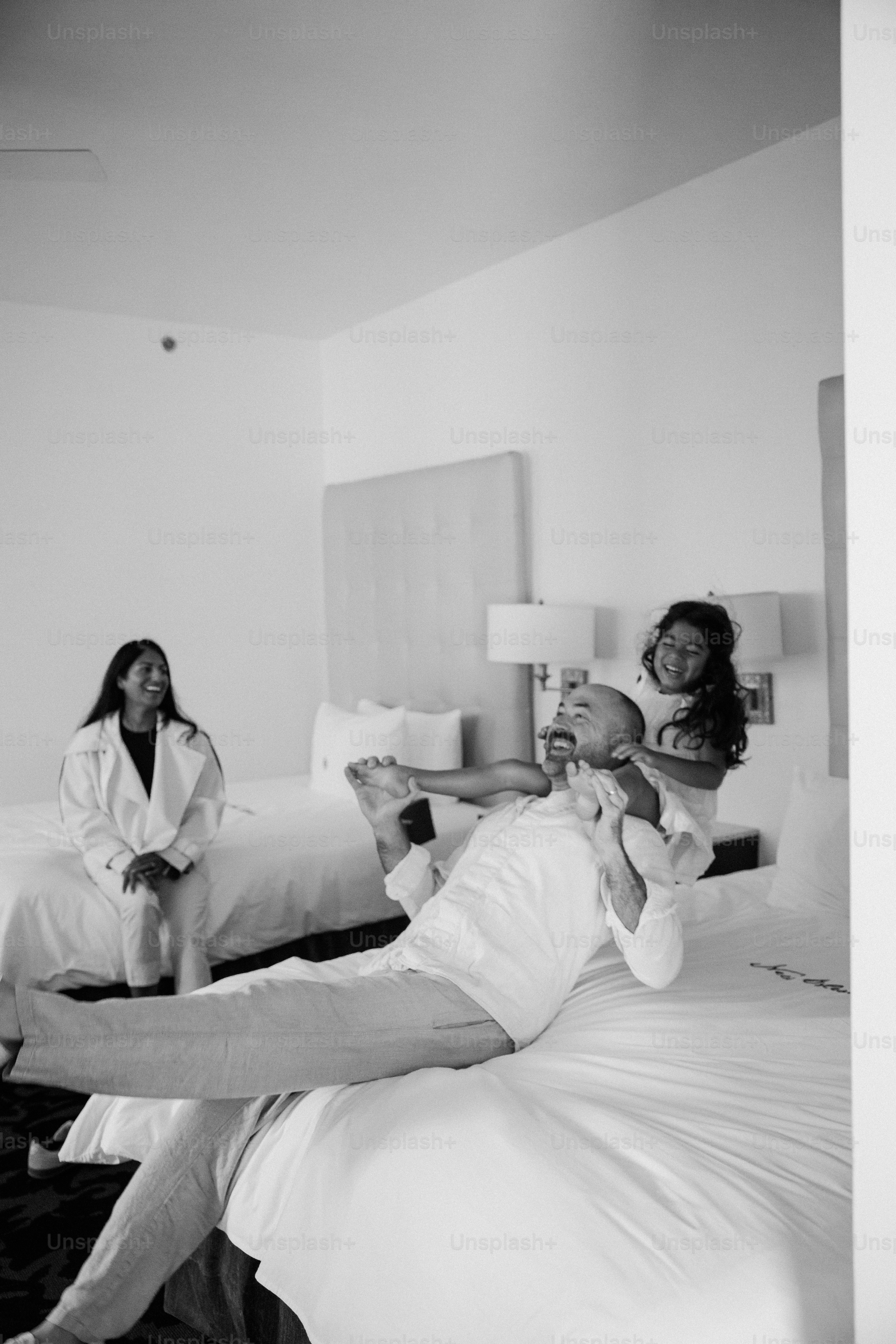 Niña presiona botones en un panel oscuro. foto – Imagen de Muchacha en ...