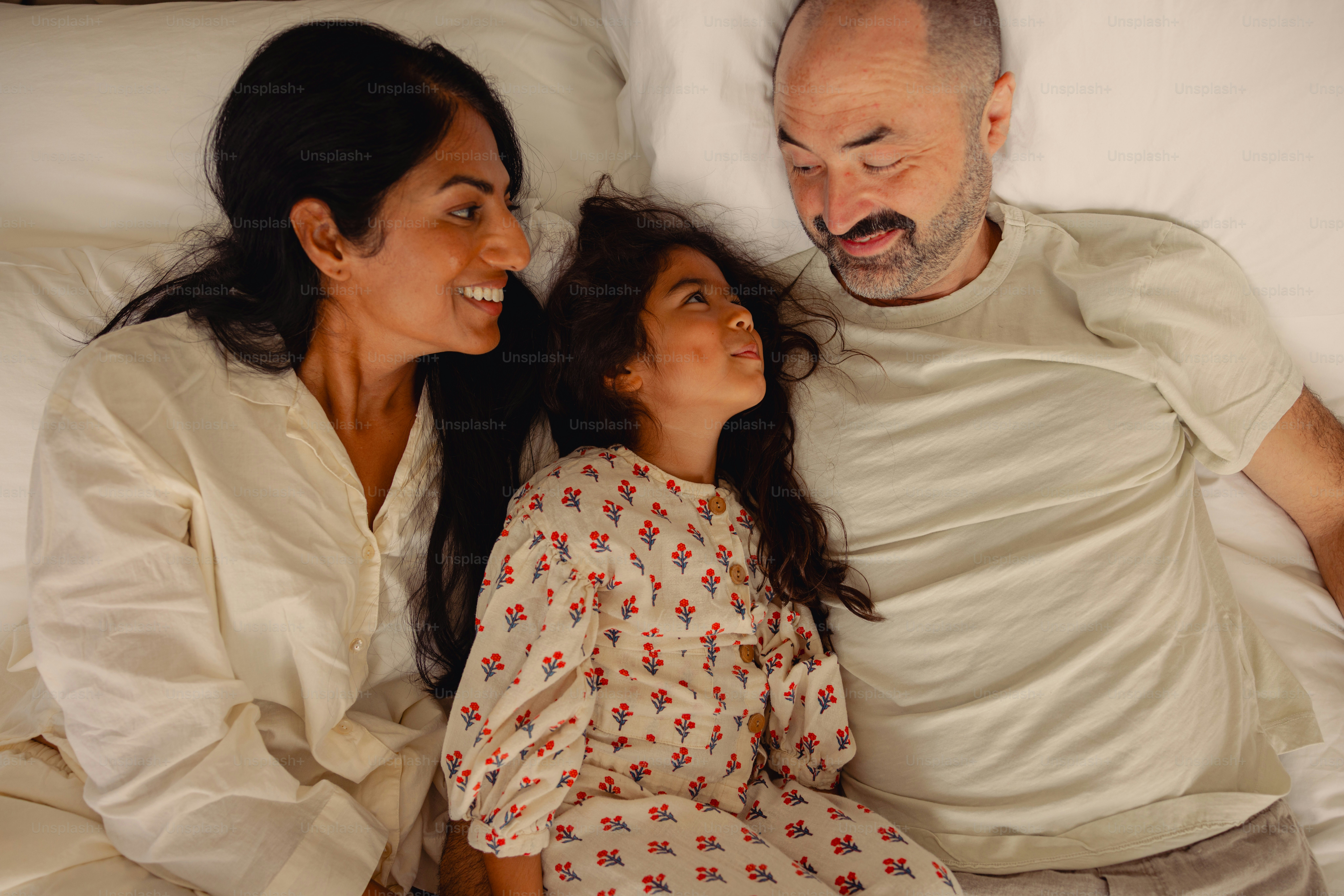 Niña presiona botones en un panel oscuro. foto – Imagen de Muchacha en ...