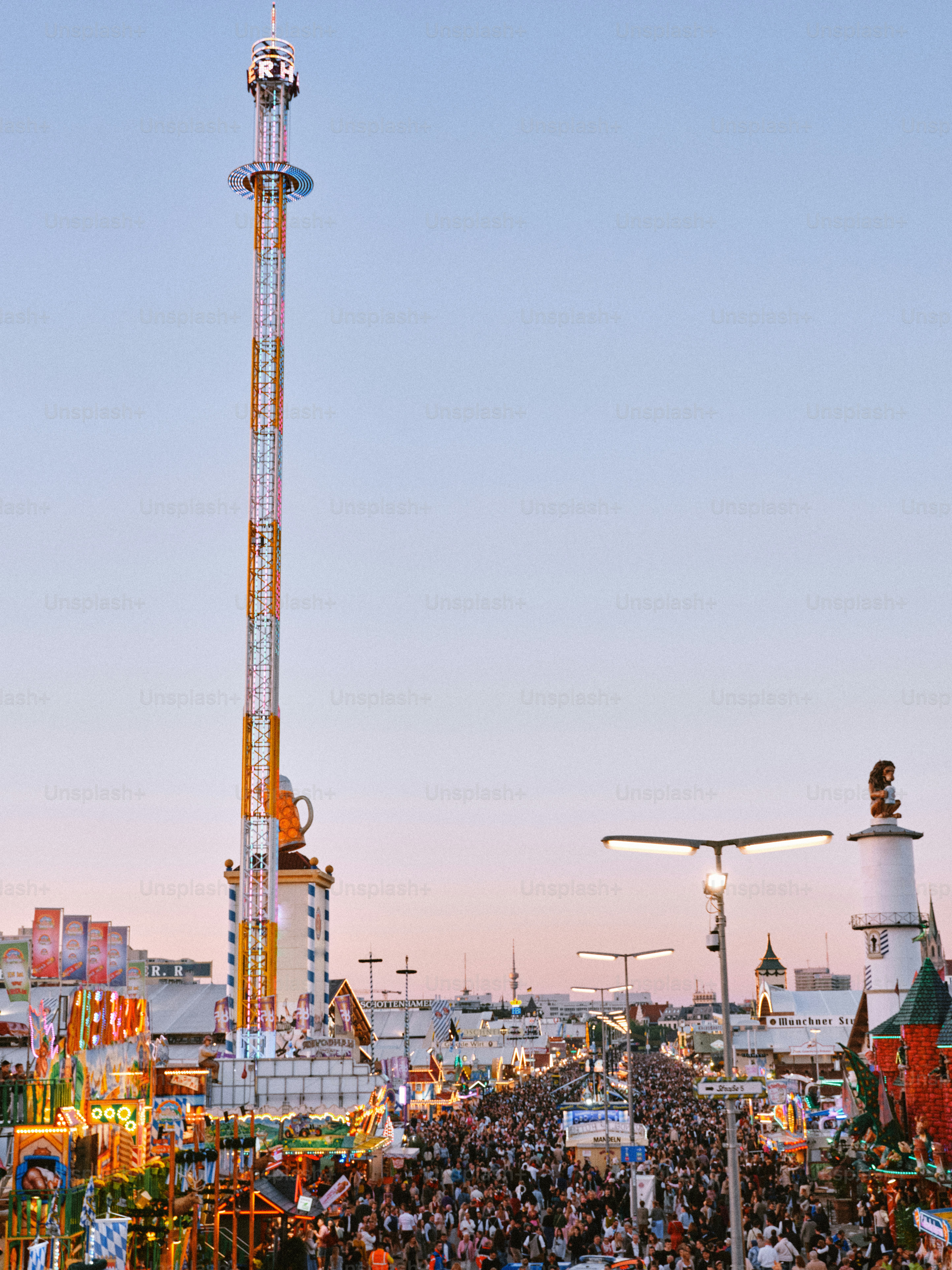 Tall amusement park ride with crowds below photo – Crowd Image on Unsplash