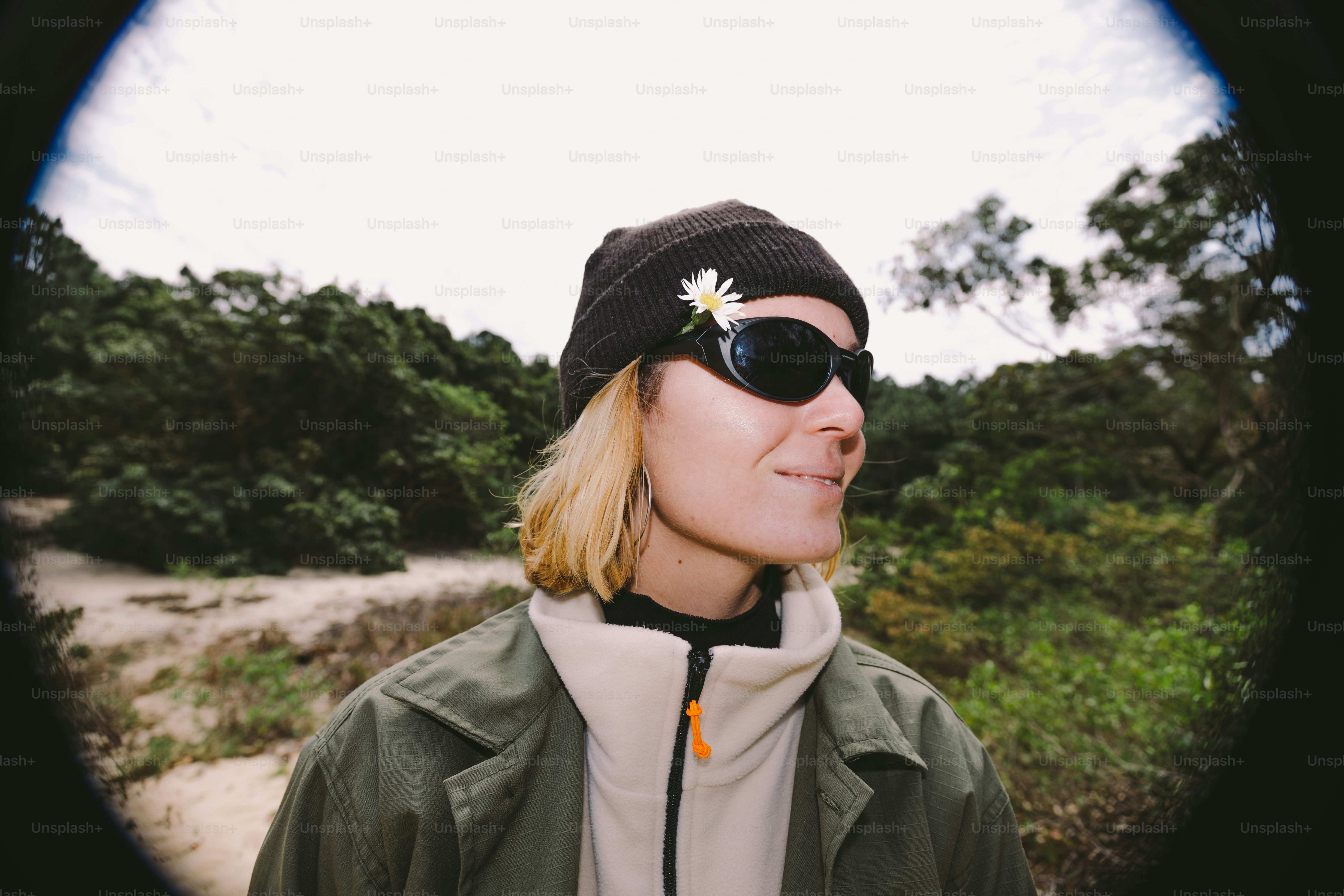 Mujer con gafas de sol y gorro con flor. foto – Imagen de Moda en Unsplash