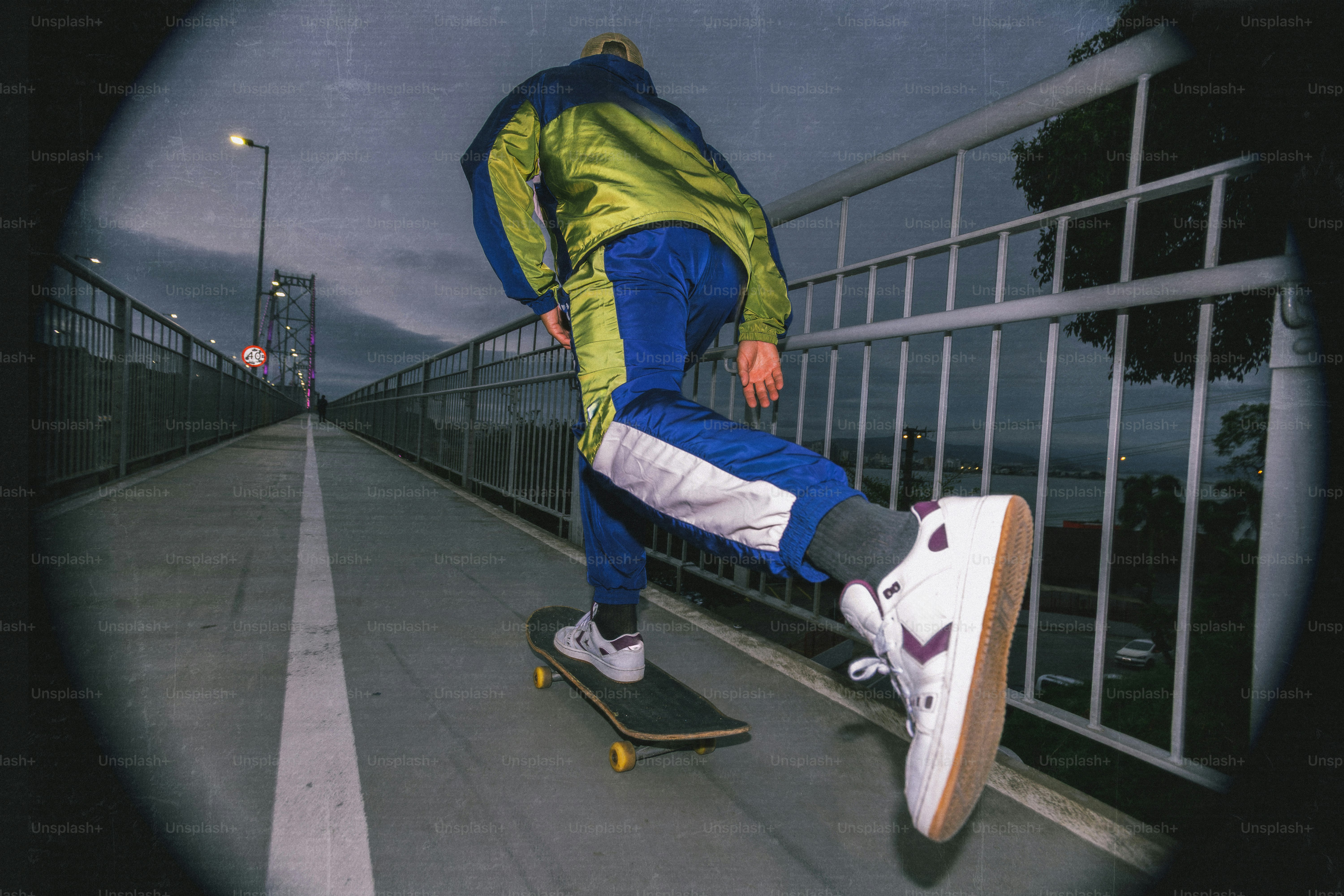 Persona patinando en un puente por la noche foto – Imagen de Skate en ...