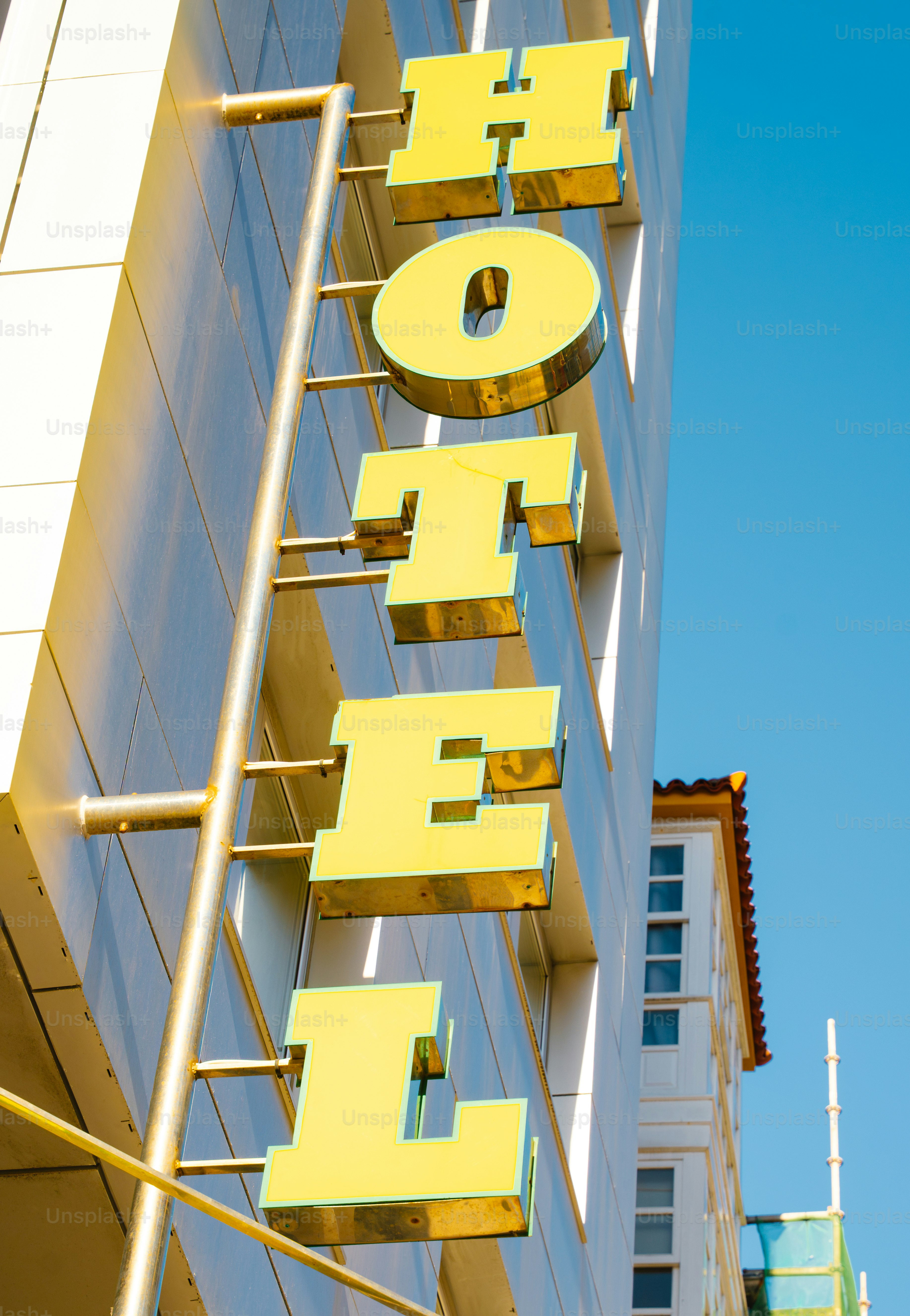 A restaurant sign above a building entrance. photo – Image on Unsplash