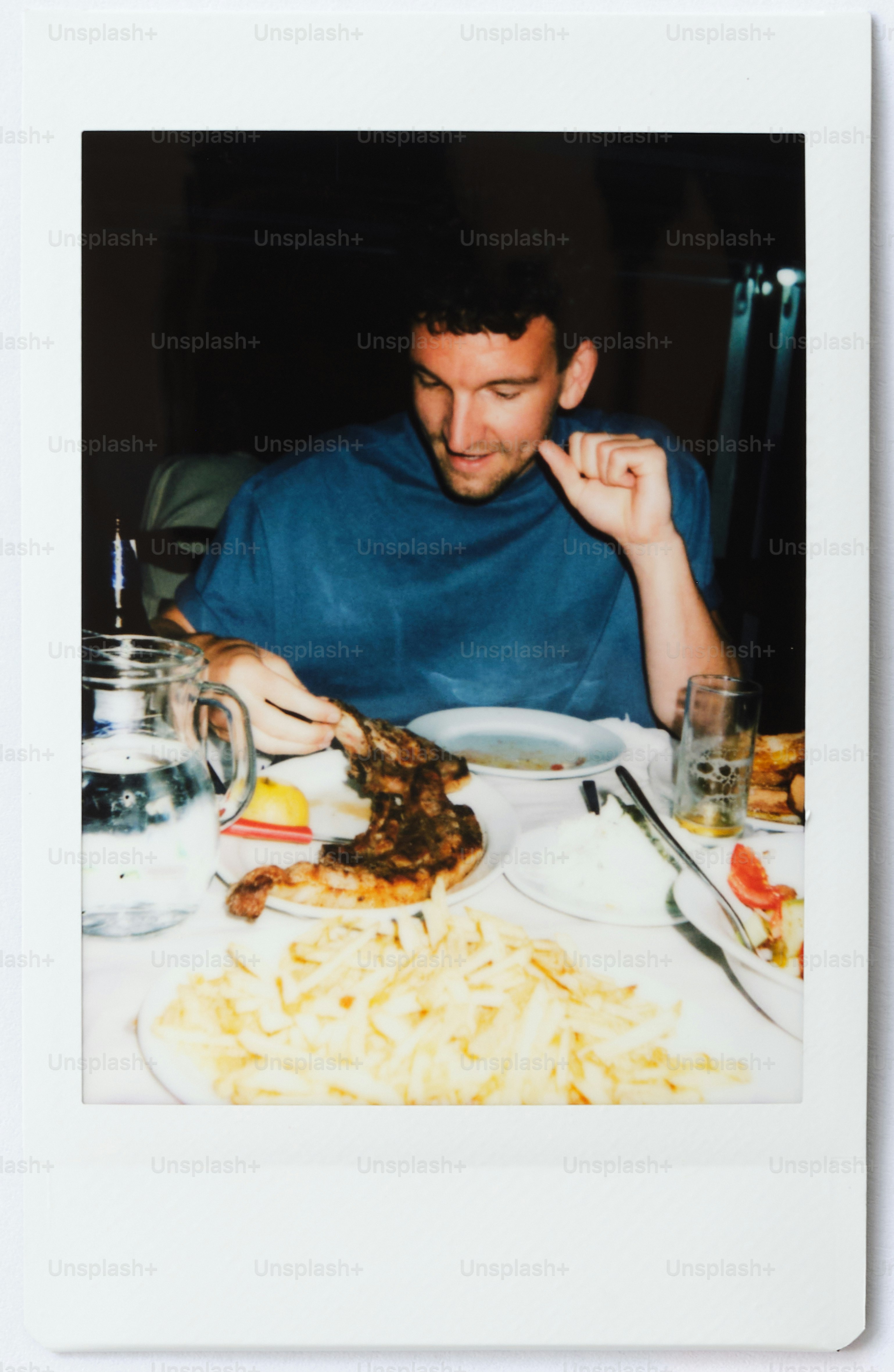 Hombre comiendo una gran comida en una mesa foto – Imagen de Fotografía ...