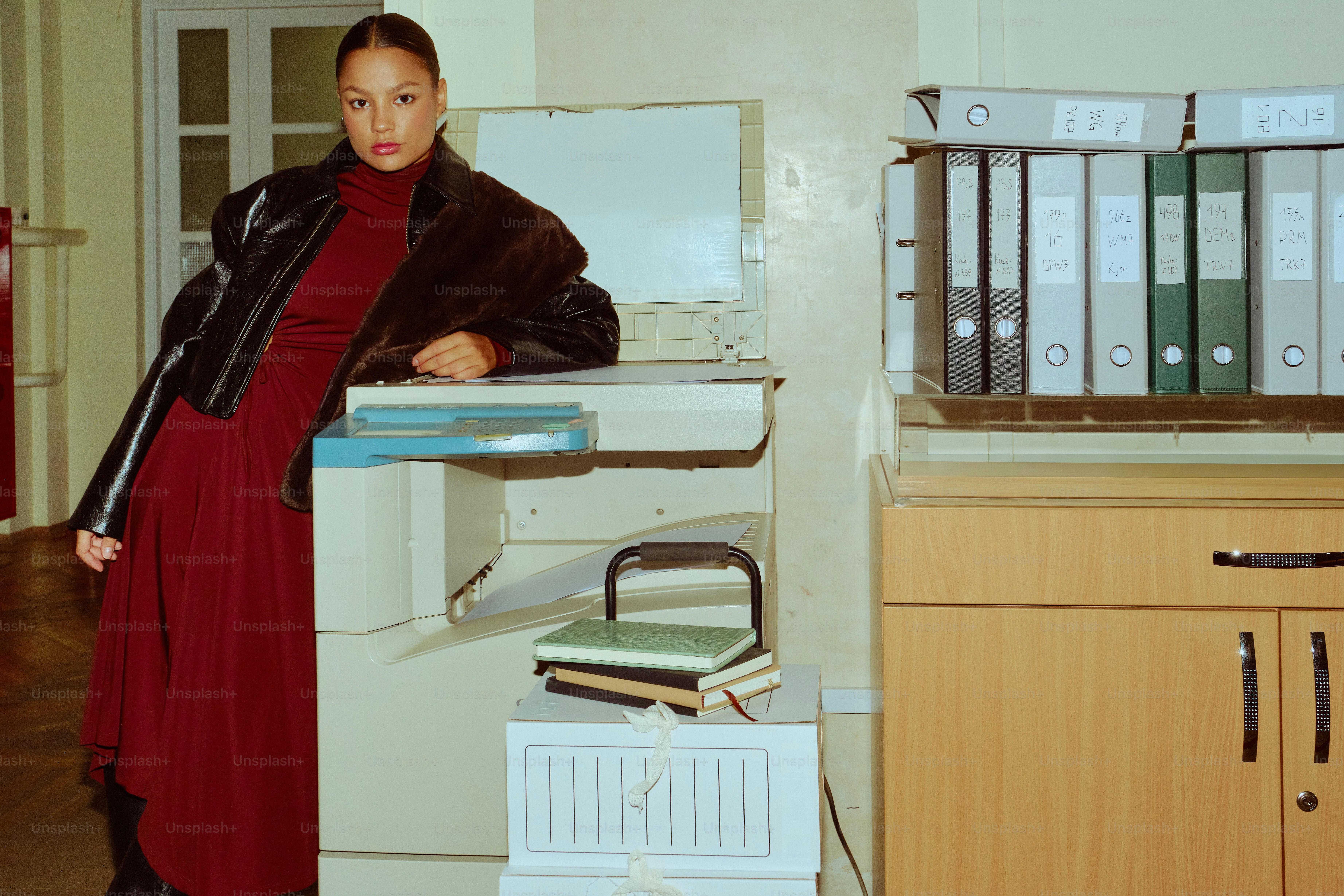Femme en robe rouge et veste en cuir par copieur. photo – Image de ...