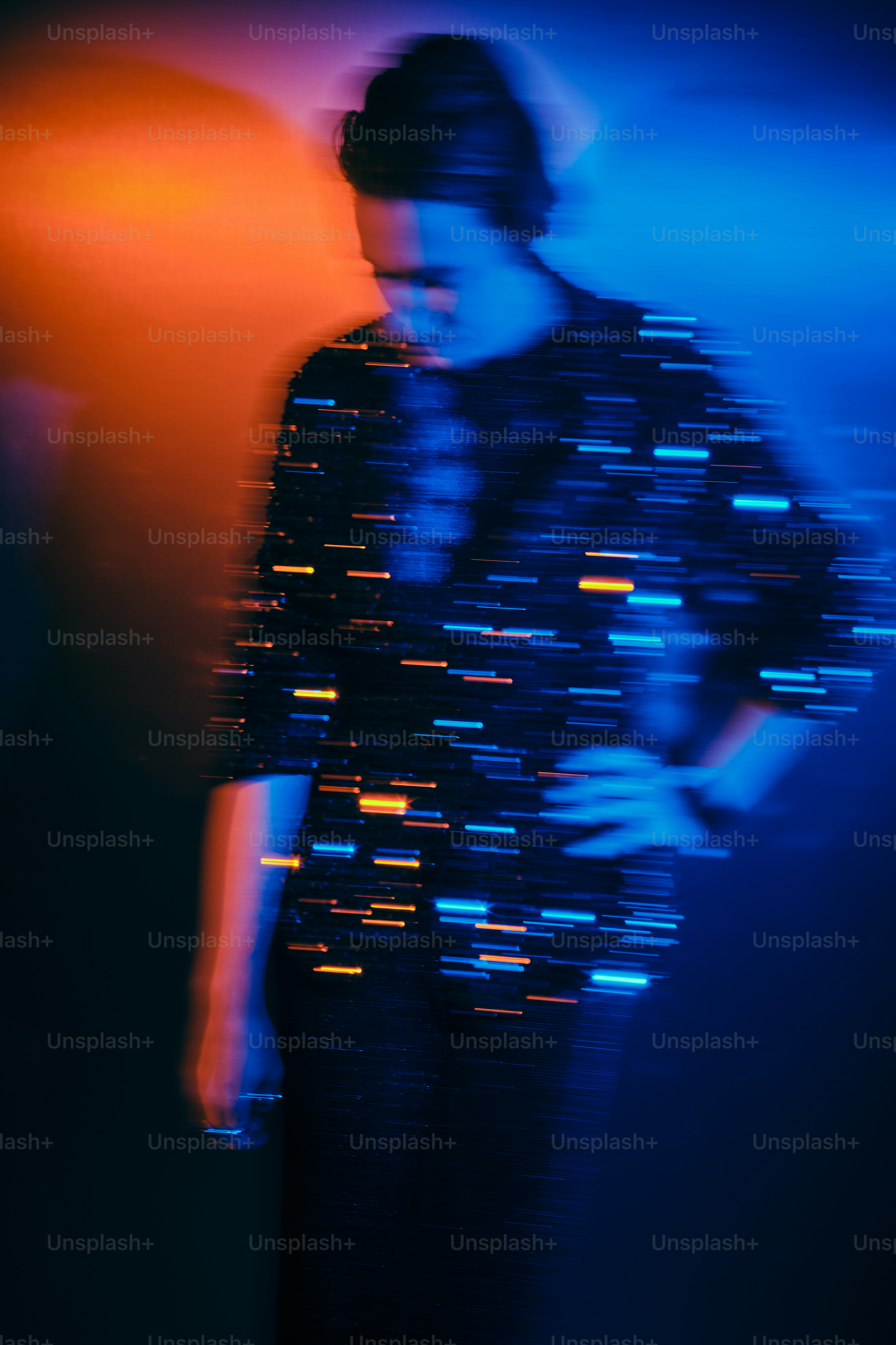 Persona con camisa brillante con luces de colores borrosas foto ...