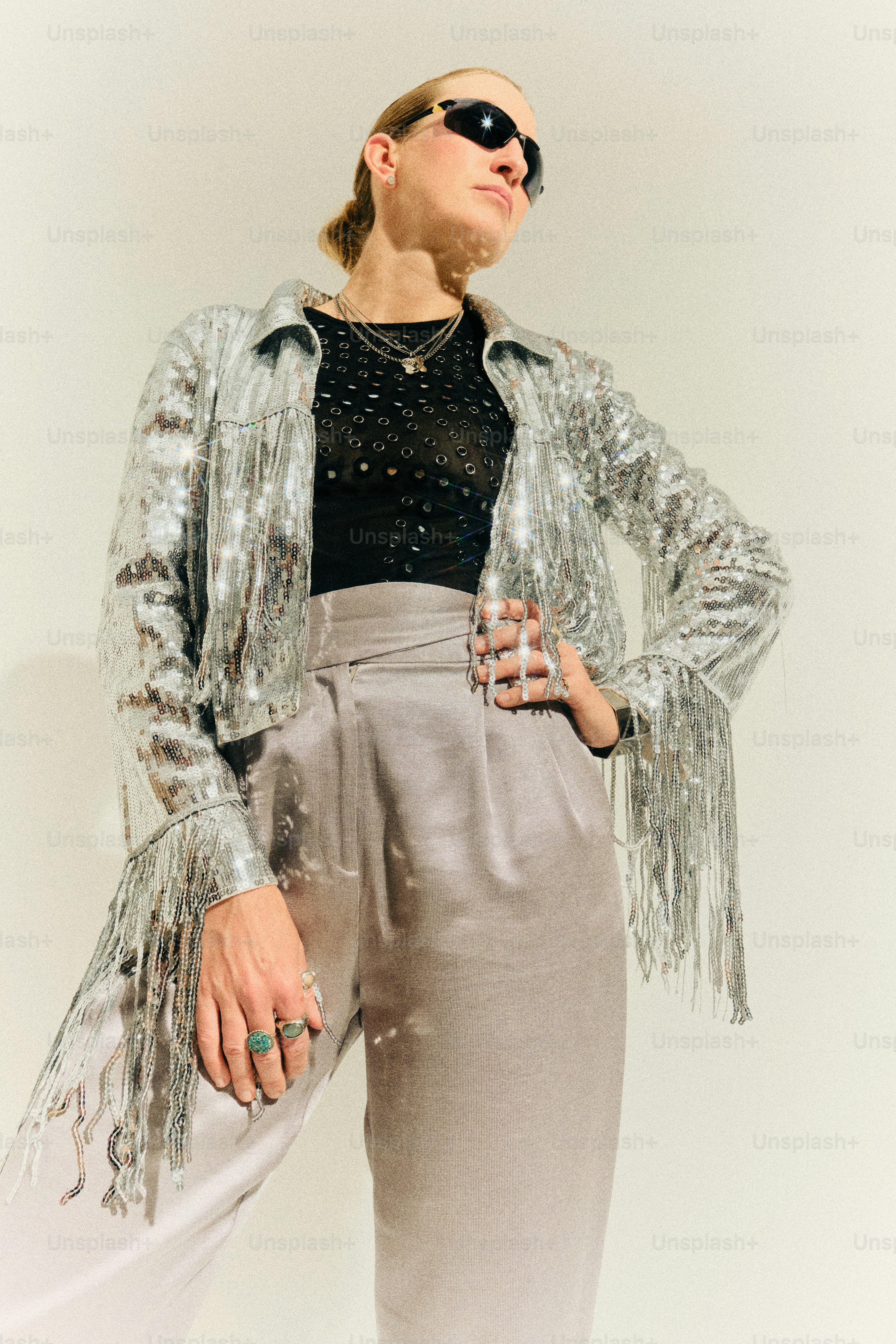 Persona con camisa brillante con luces de colores borrosas foto ...