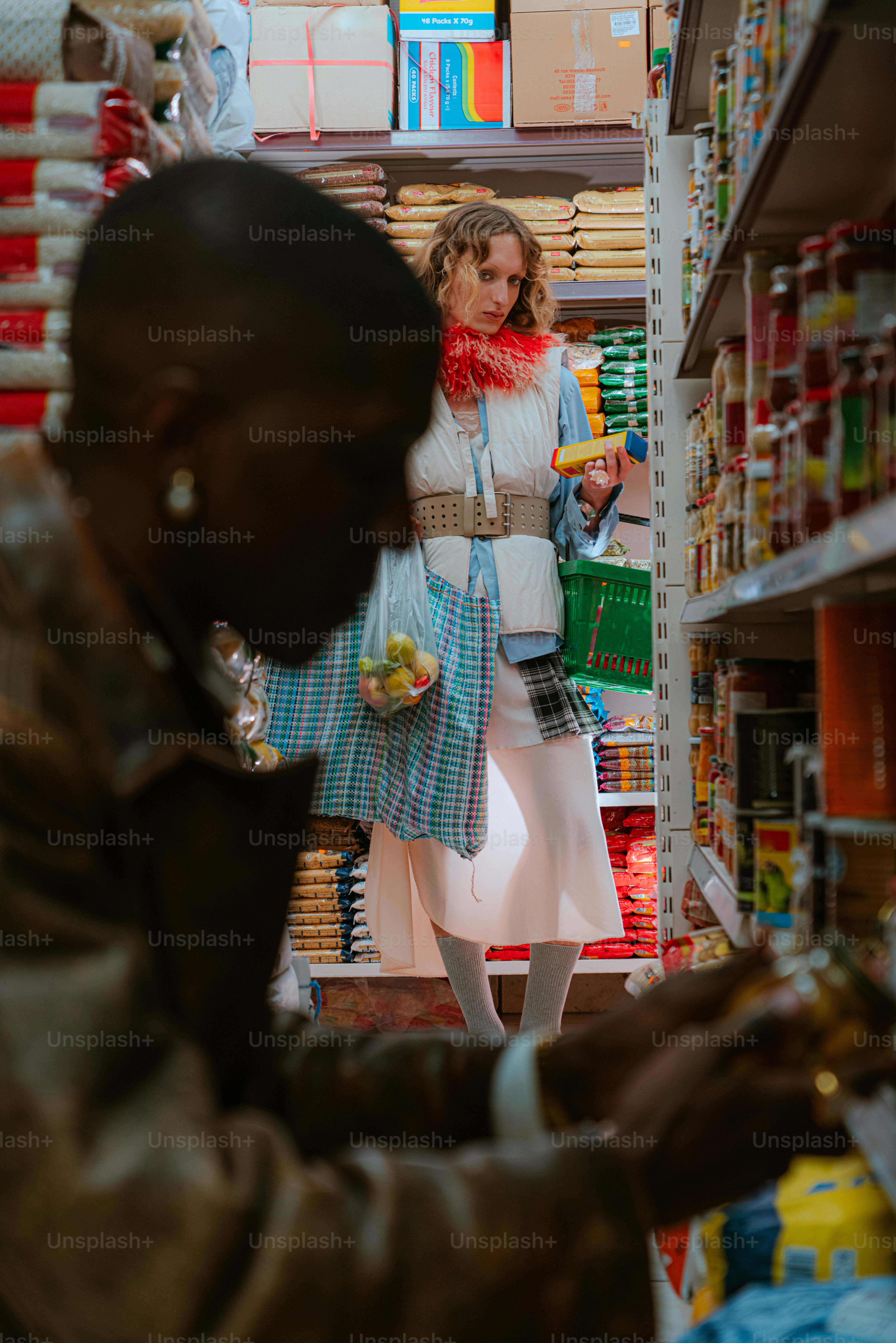 Hombre comprando en el pasillo de una tienda de comestibles. foto ...