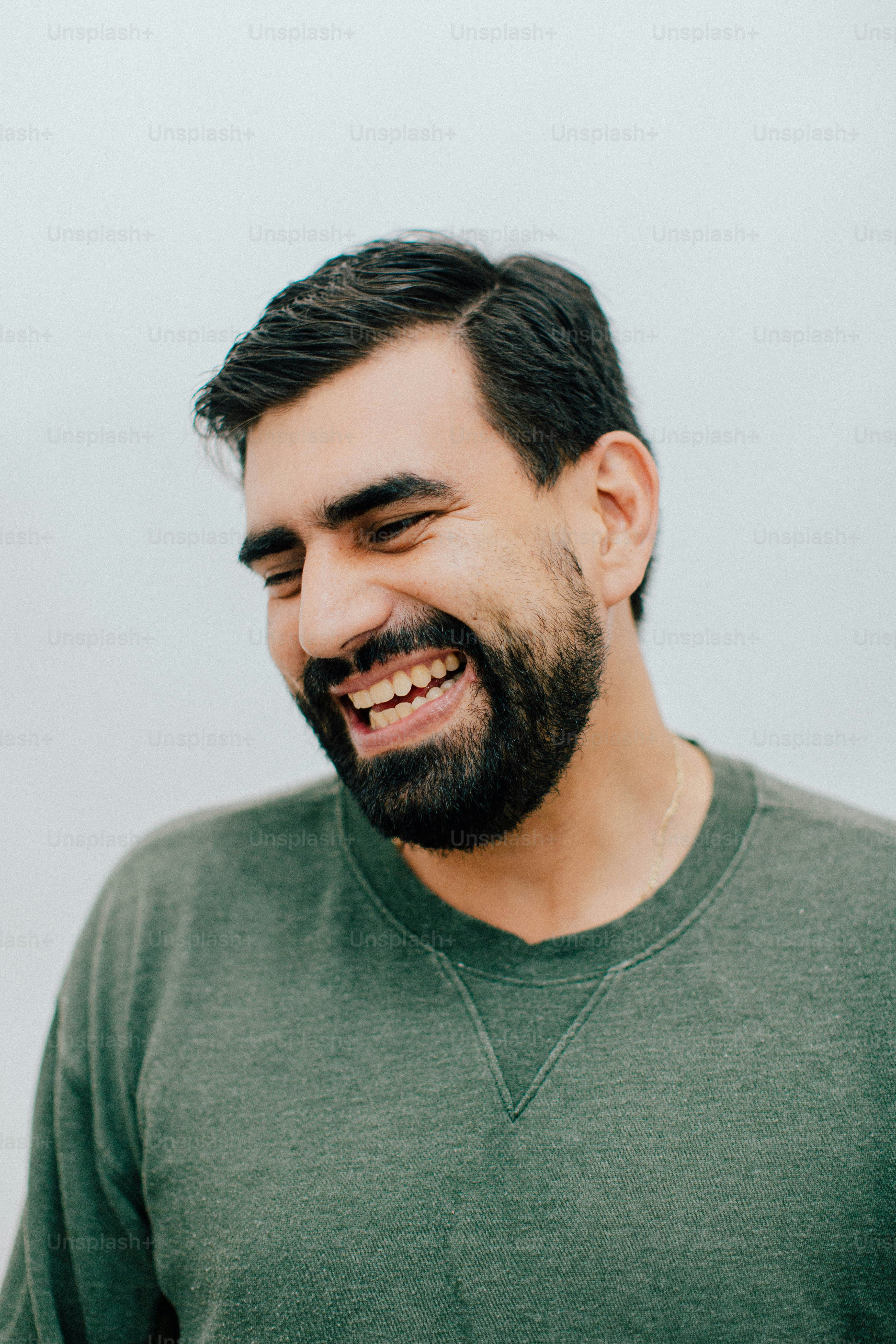 Man with beard resting chin on hand photo – Man Image on Unsplash