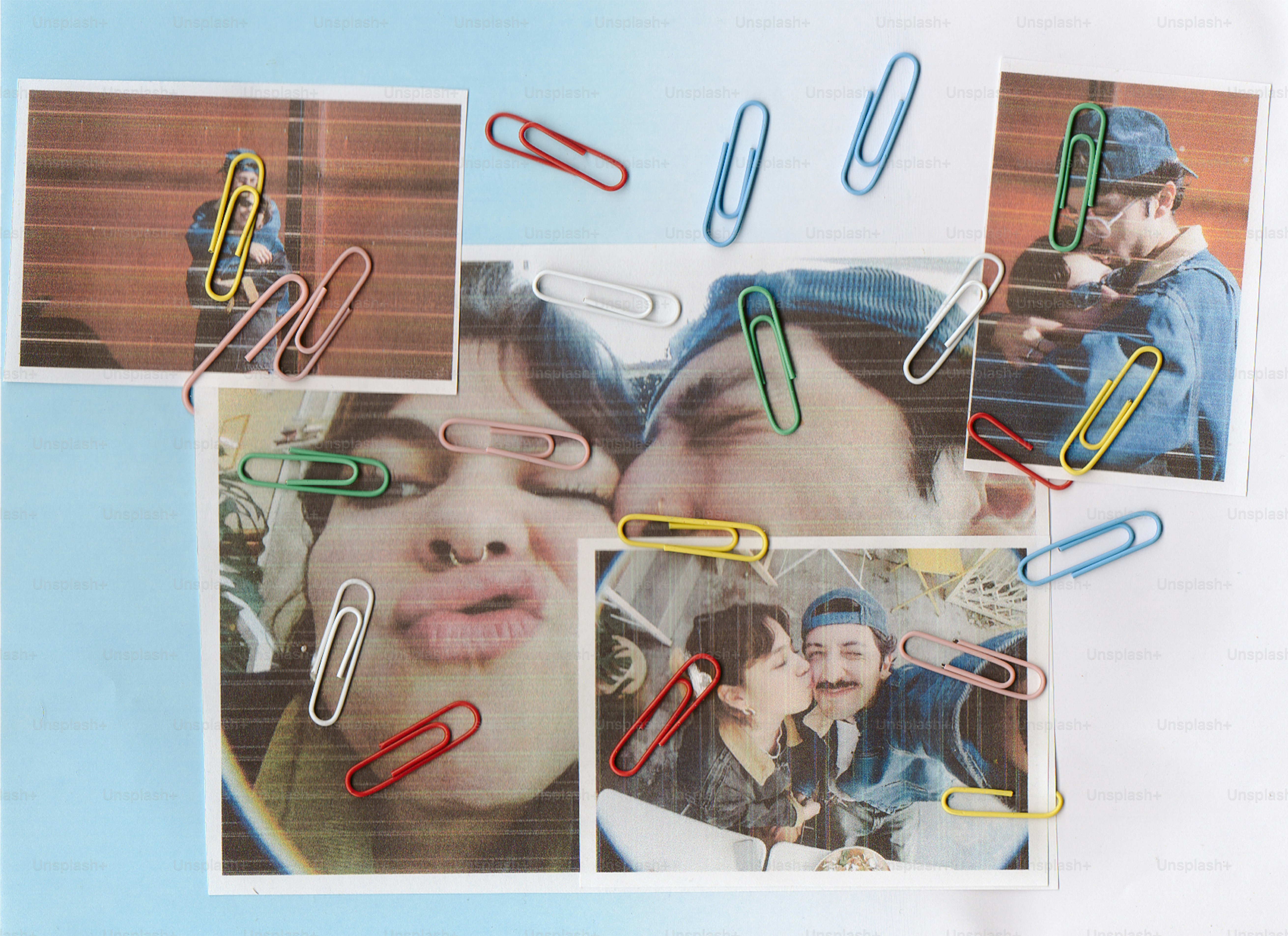 Photos maintenues ensemble par des trombones colorés photo – Image de ...