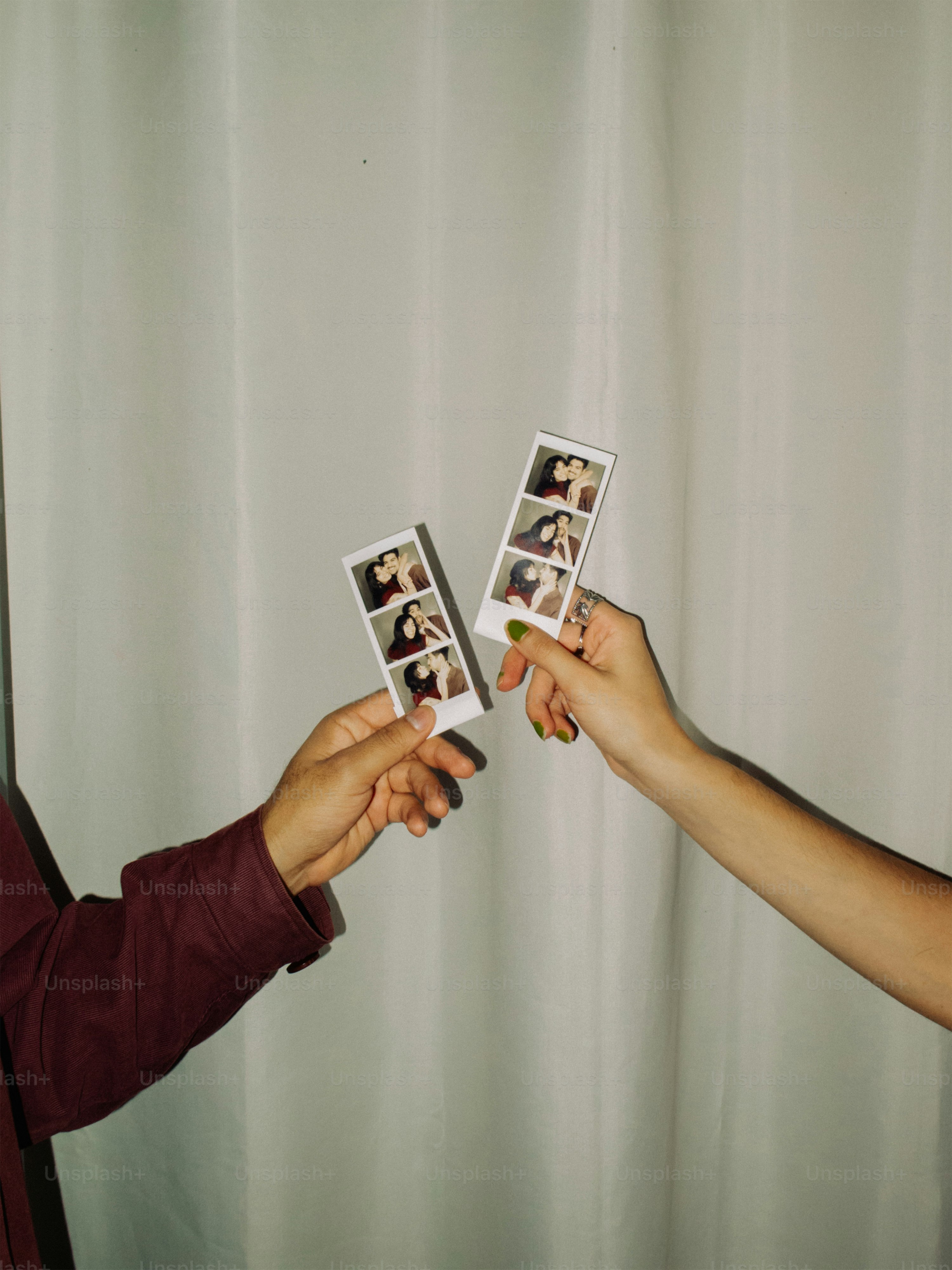 Persona sosteniendo dos tiras de fotomatón foto – Imagen de Amar en ...