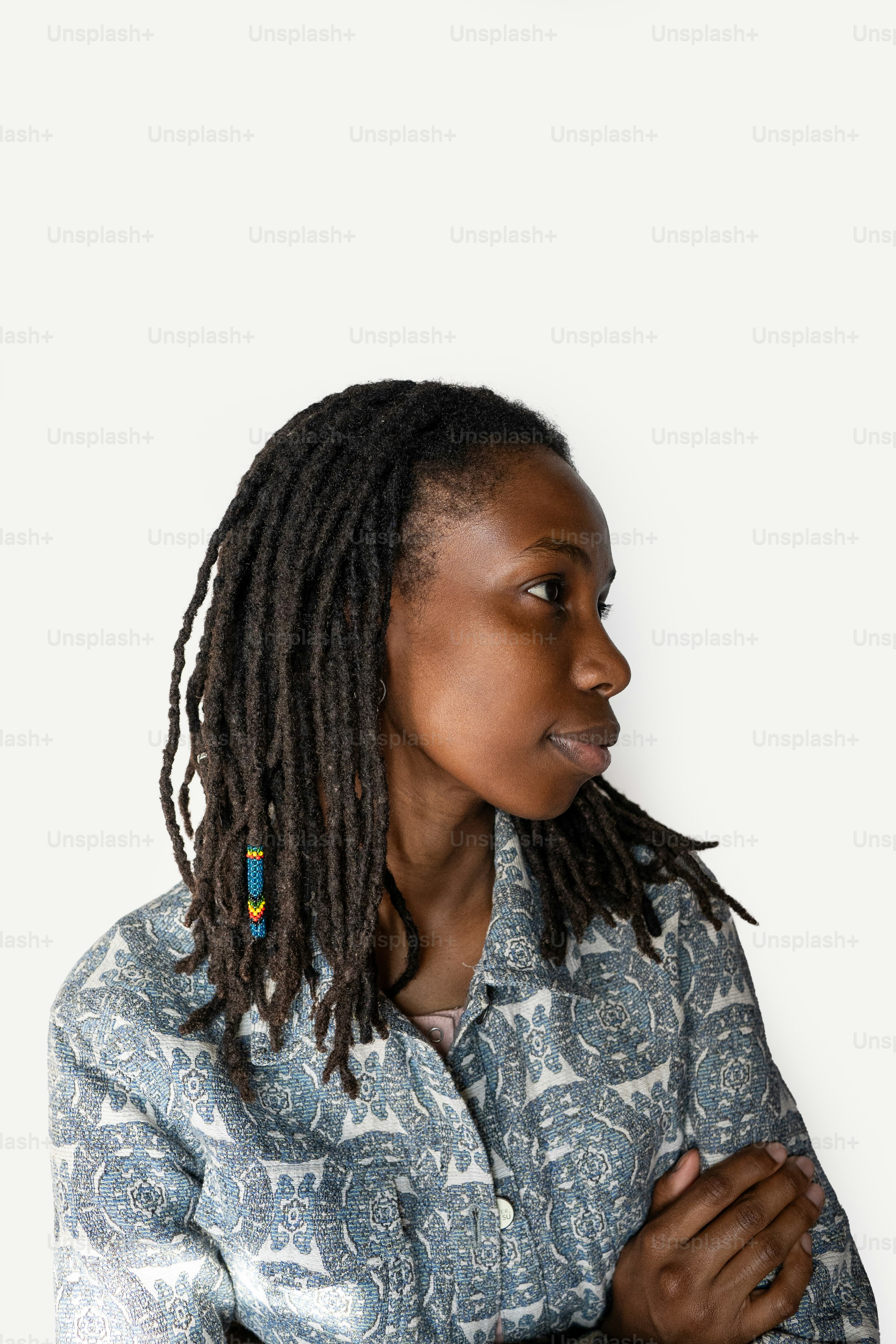 Jeune femme noire avec des dreadlocks portant une veste en jean photo ...