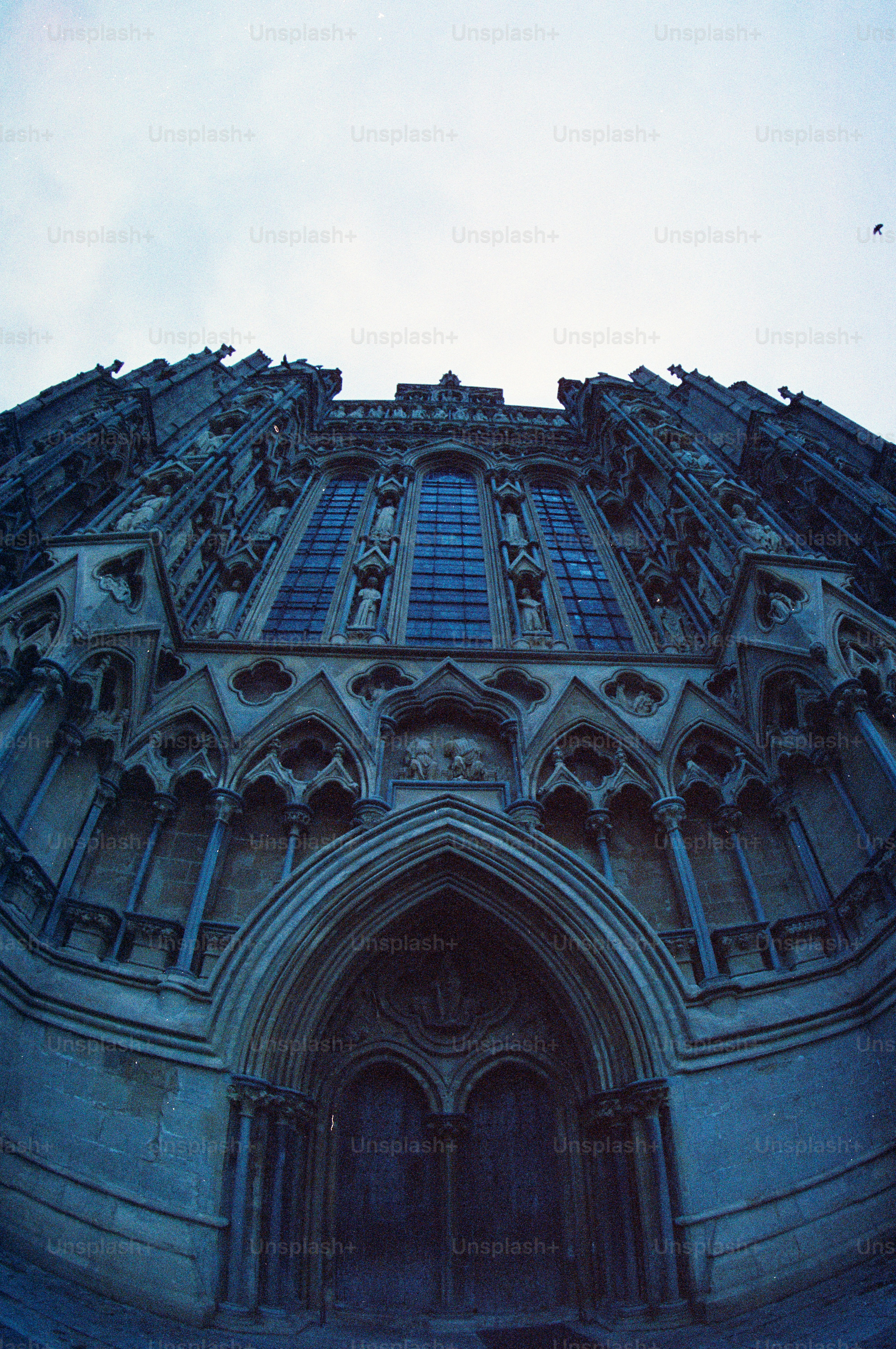 Arquitectura gótica contra un cielo crepuscular foto – Imagen de ...