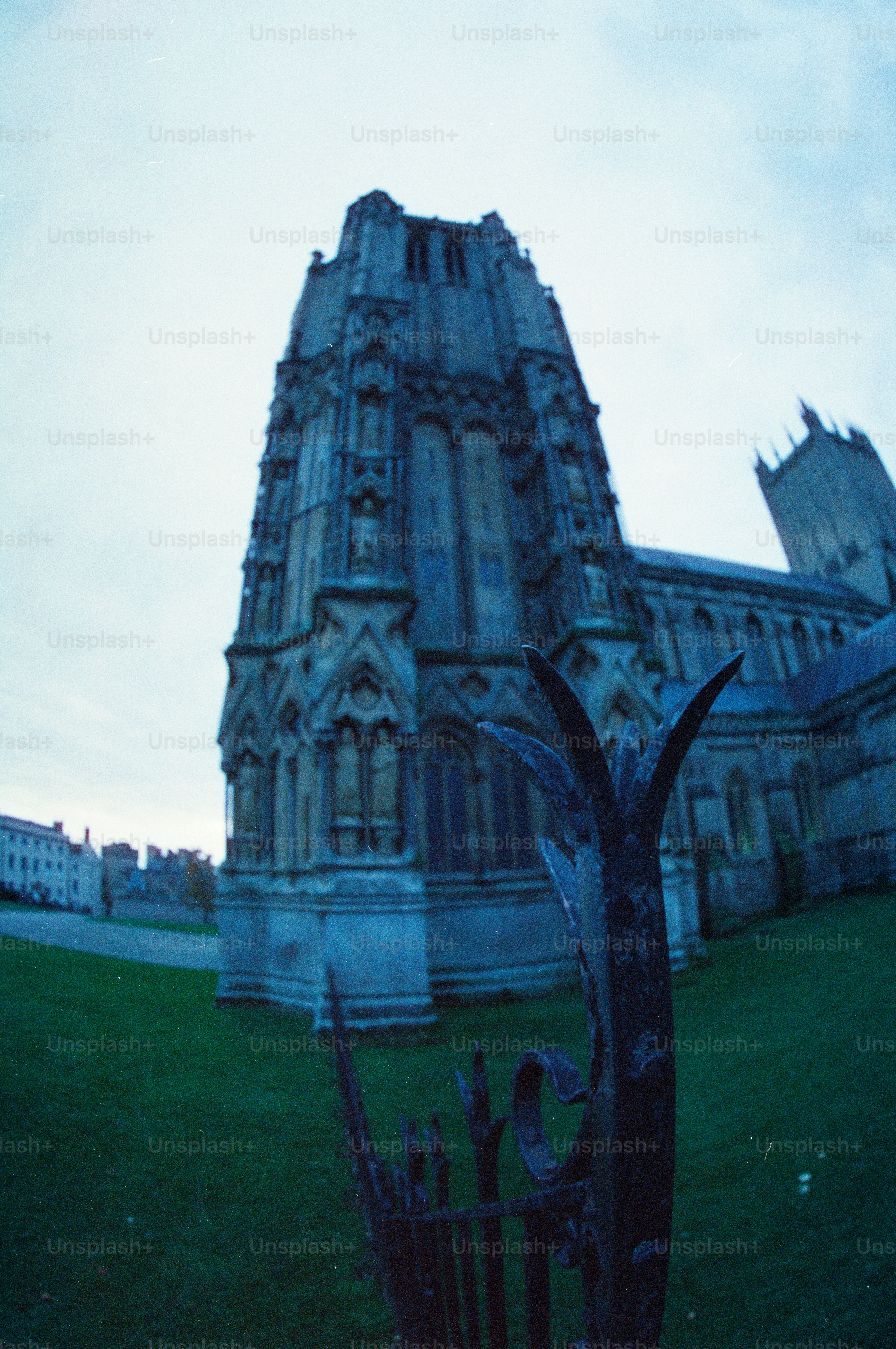 Arquitectura gótica contra un cielo crepuscular foto – Imagen de ...