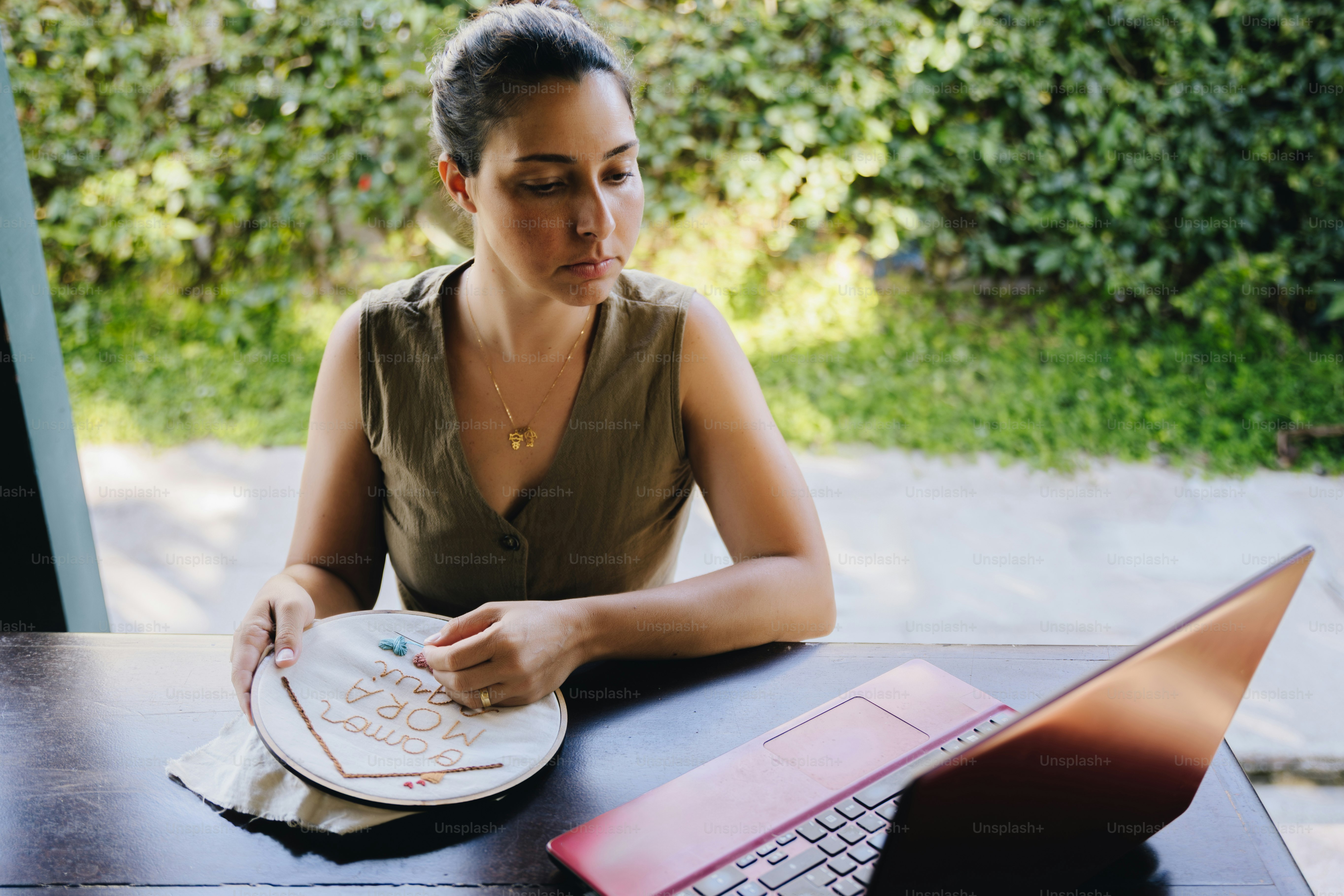 Mujer bordando en una mesa con un portátil foto – Imagen de ...