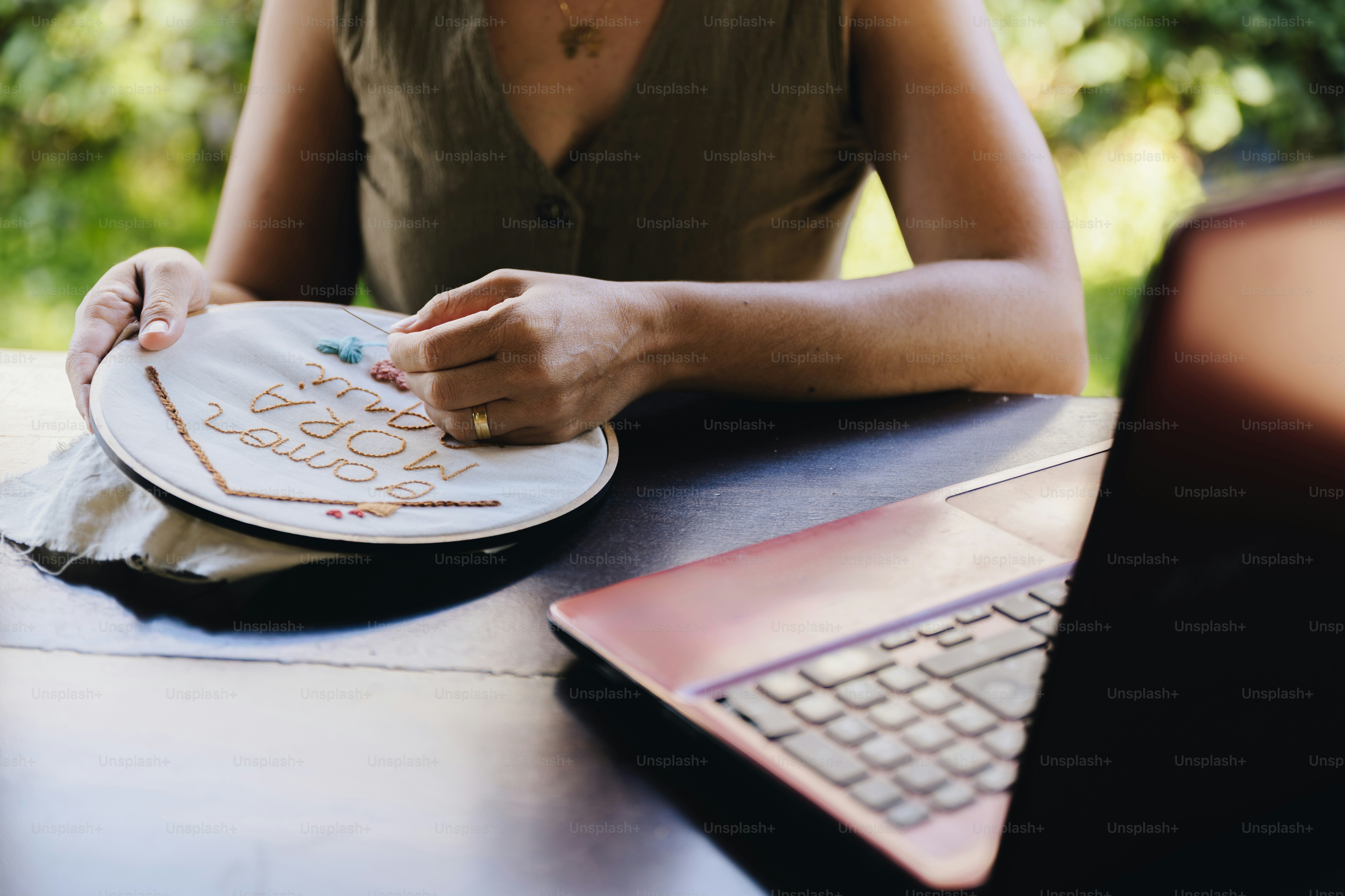 Mujer bordando en una mesa con un portátil foto – Imagen de ...