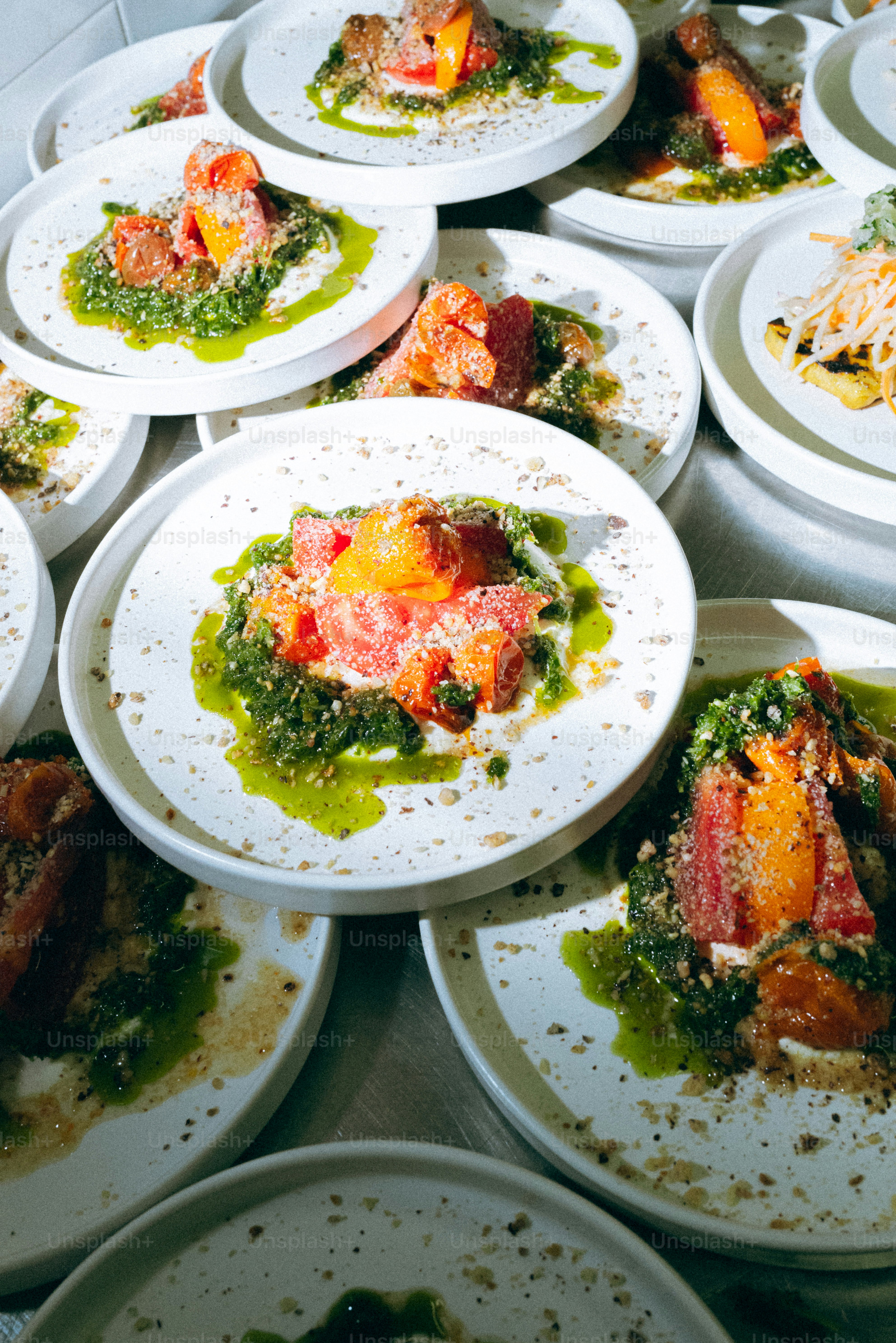 Teller mit Essen mit grüner Soße und Belägen. Foto – Bild zum Thema ...