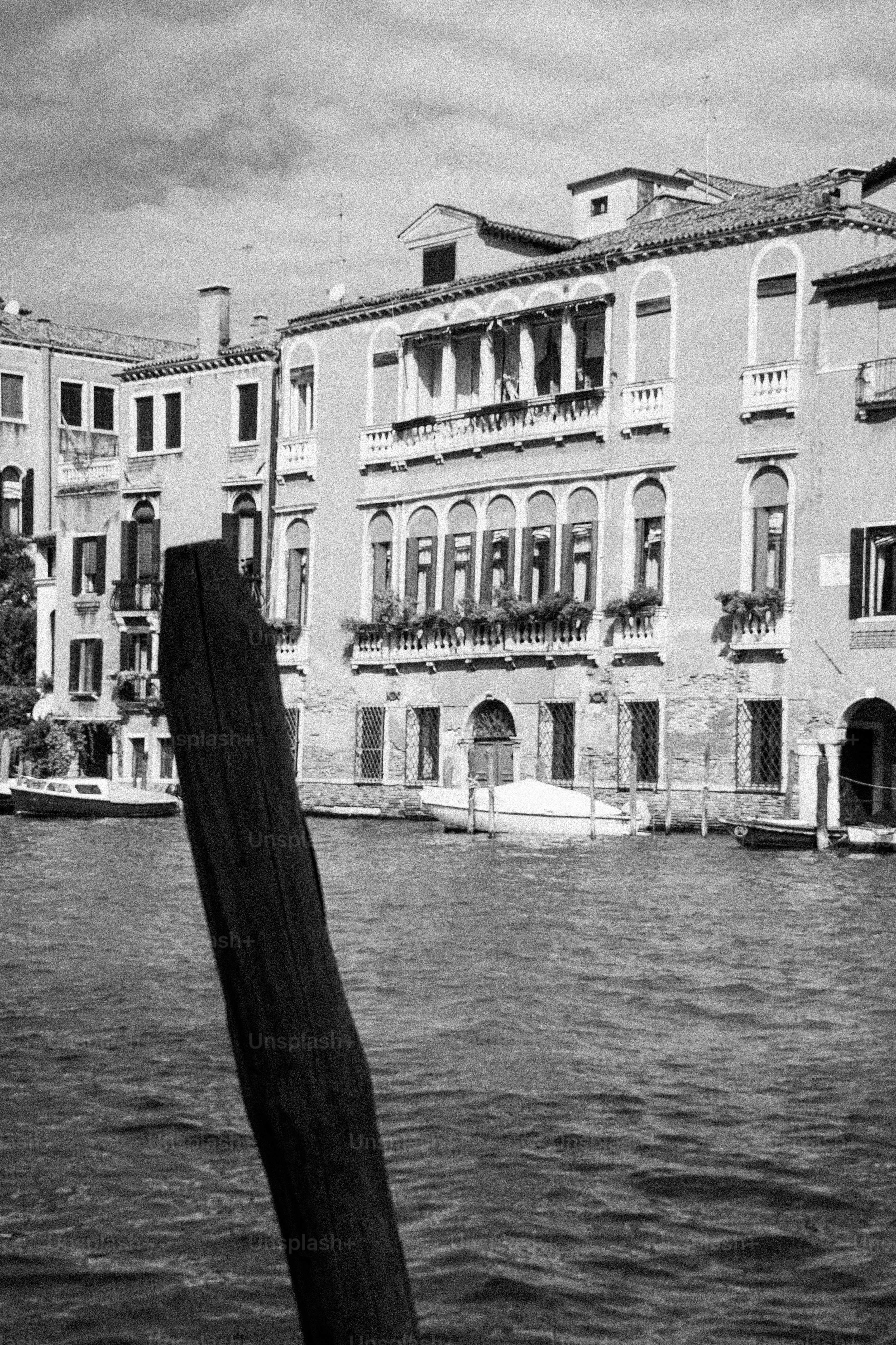 Buildings along a canal in venice photo – Travel Image on Unsplash