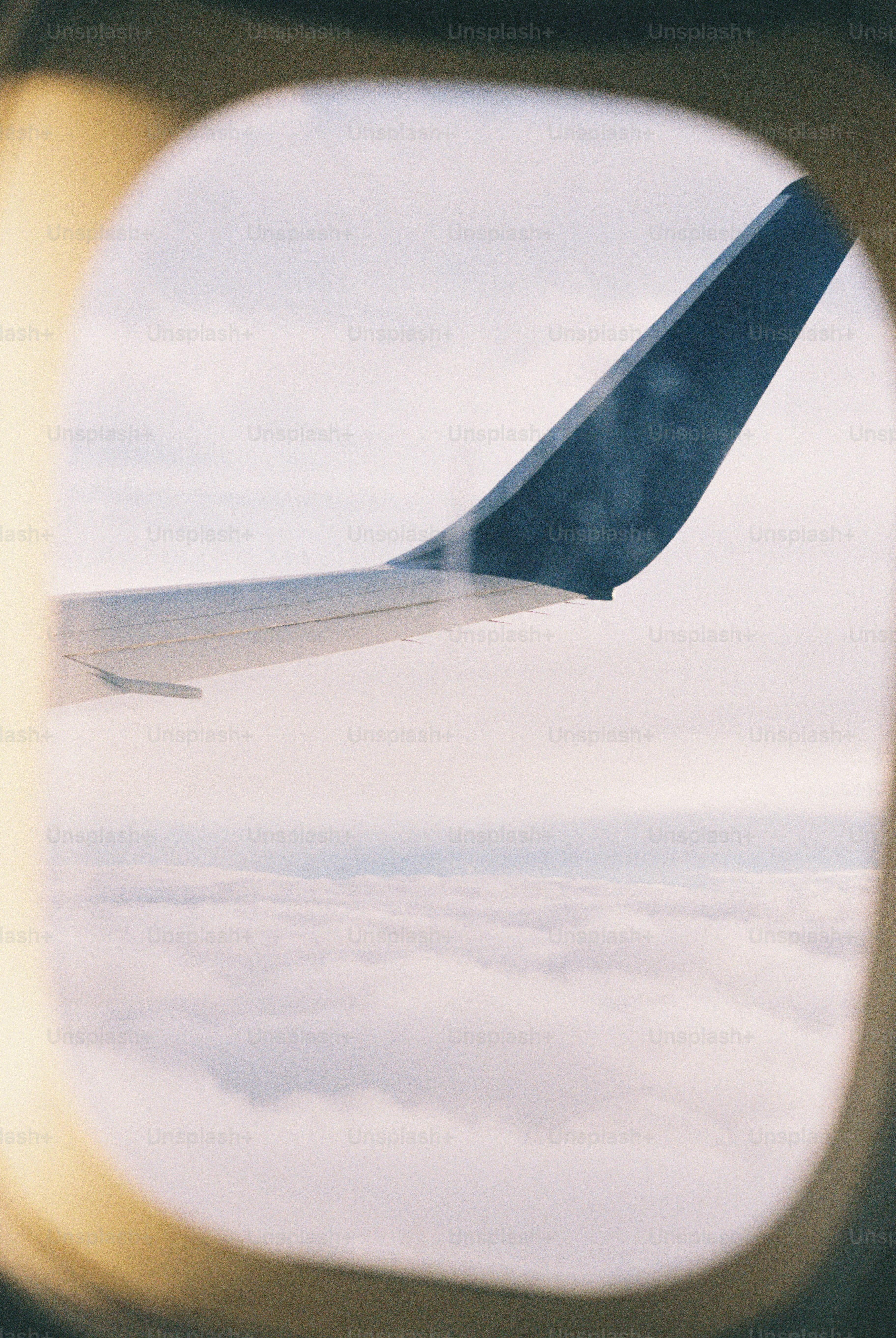 Ala de avión sobre nubes vistas a través de la ventana foto – Imagen de ...