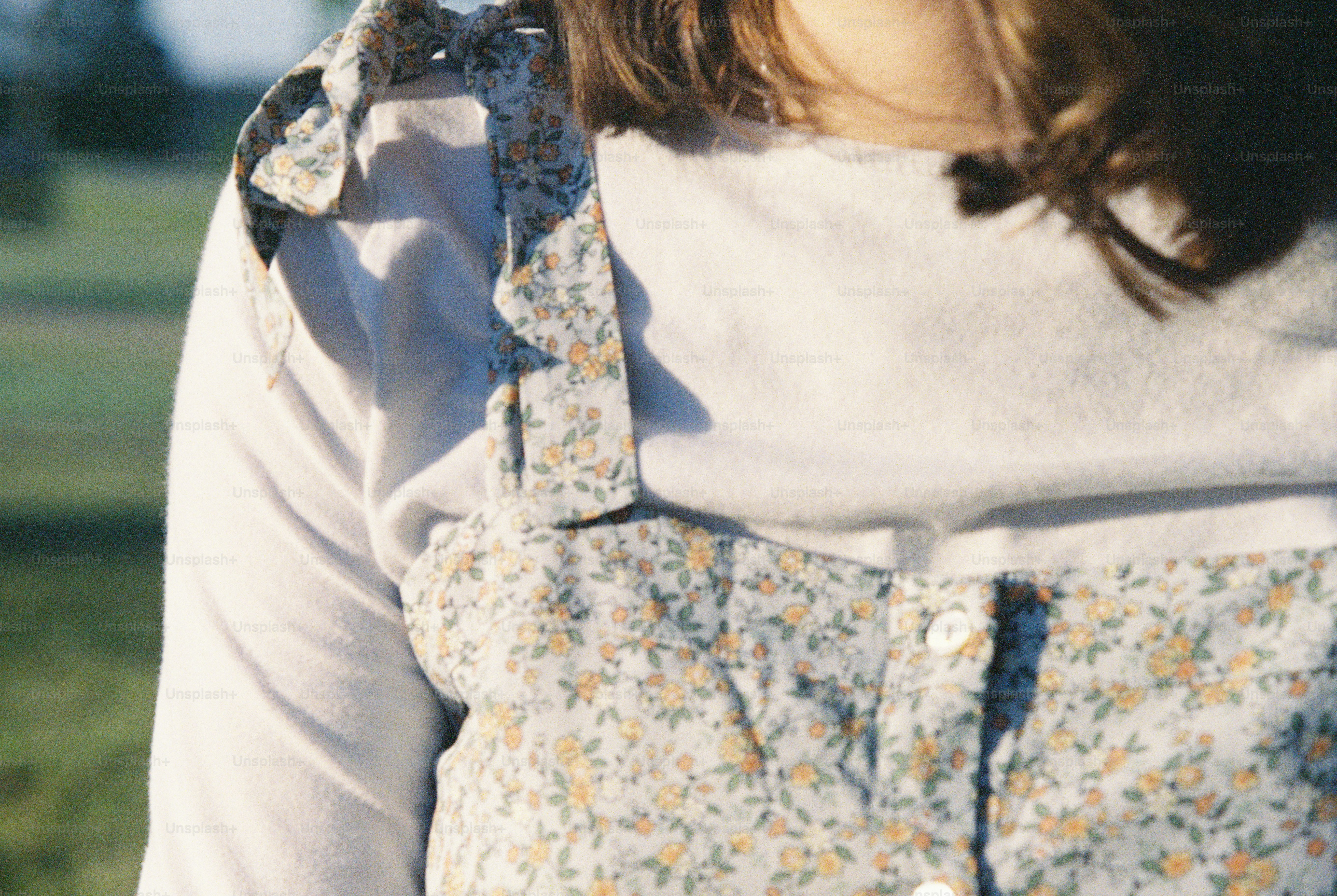 Ala de avión sobre nubes vistas a través de la ventana foto – Imagen de ...