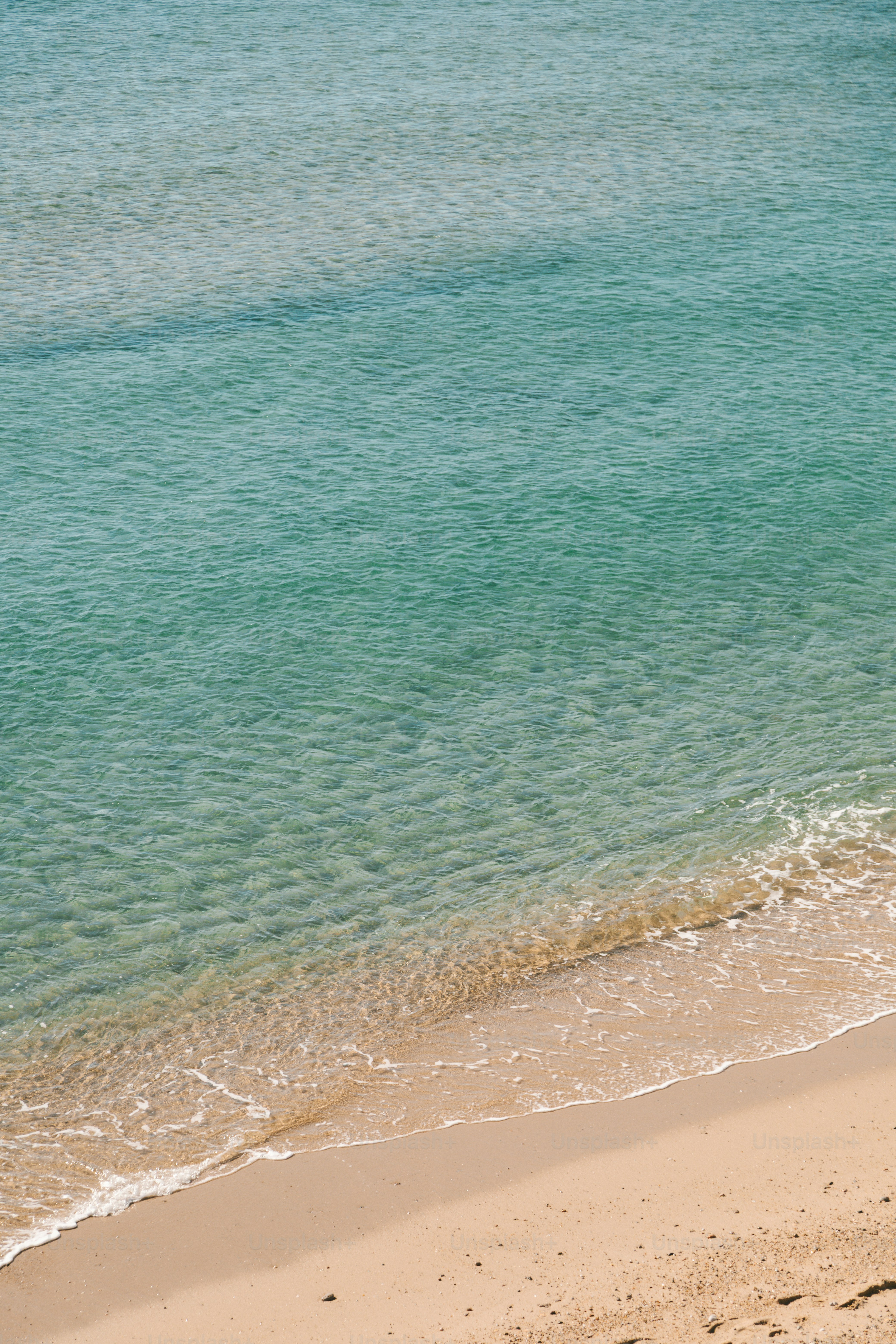 El agua turquesa clara desemboca en una playa de arena. foto – Imagen ...