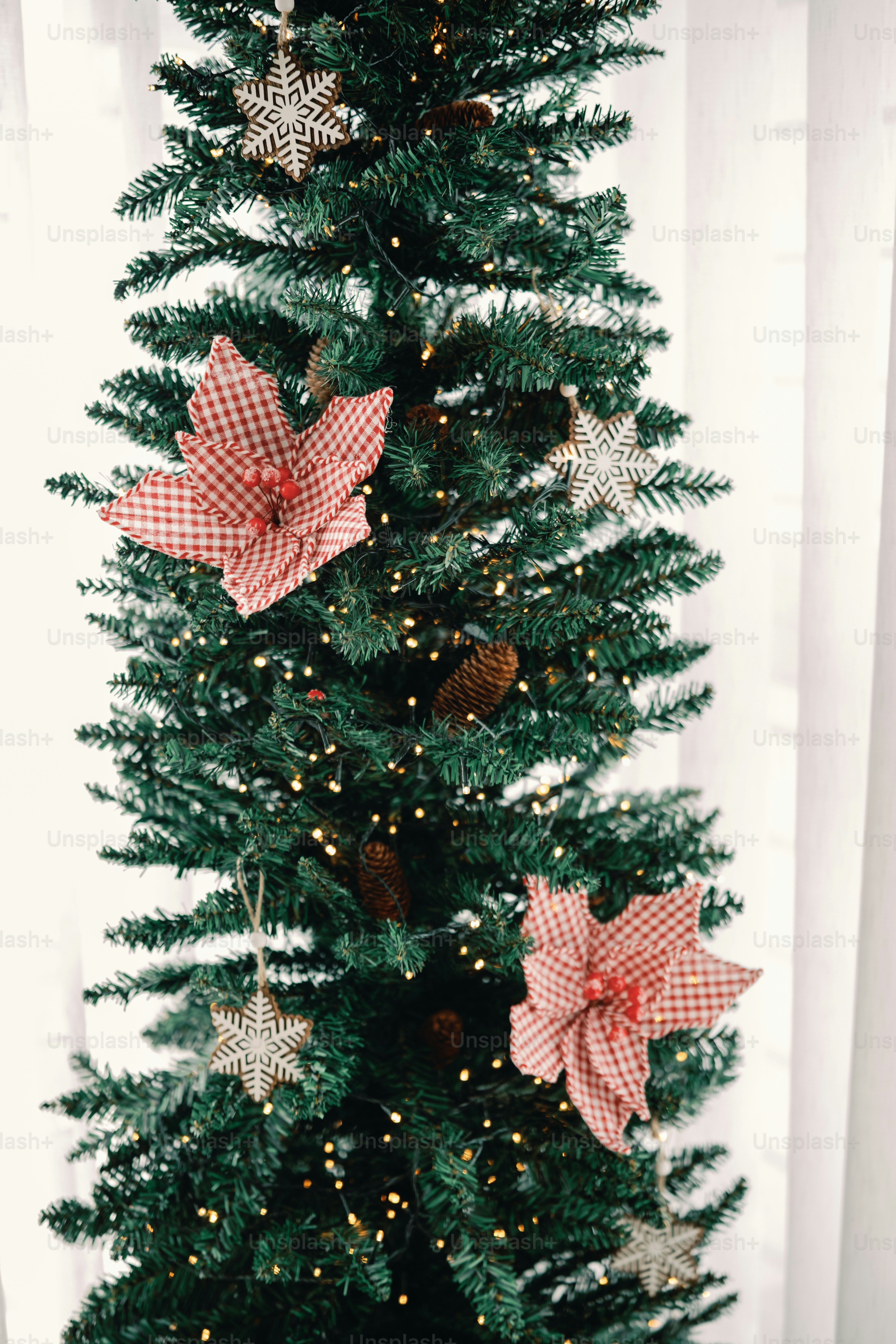 Columnas y arcos blancos sobre un suelo a cuadros foto – Imagen de ...