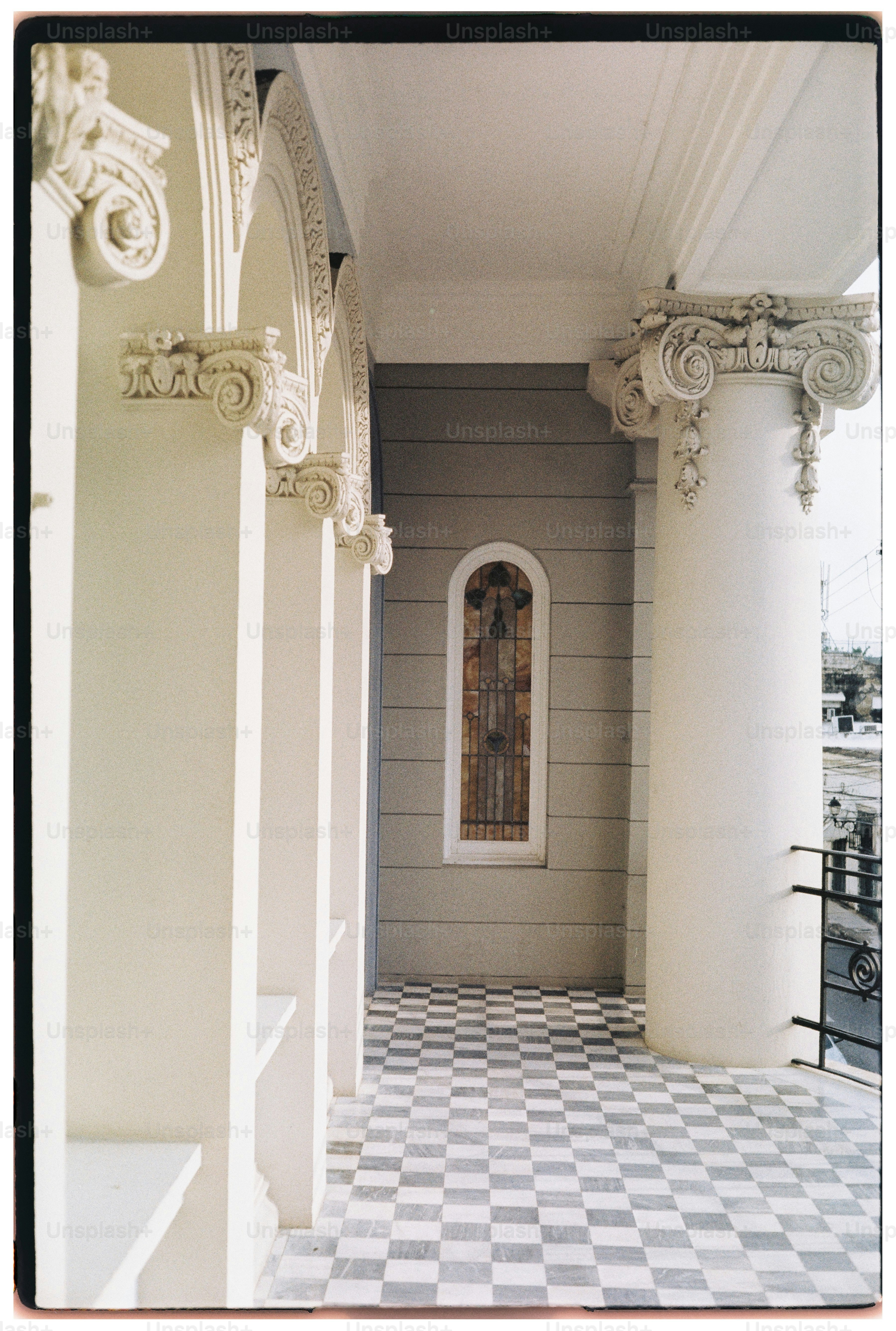 Columnas y arcos blancos sobre un suelo a cuadros foto – Imagen de ...