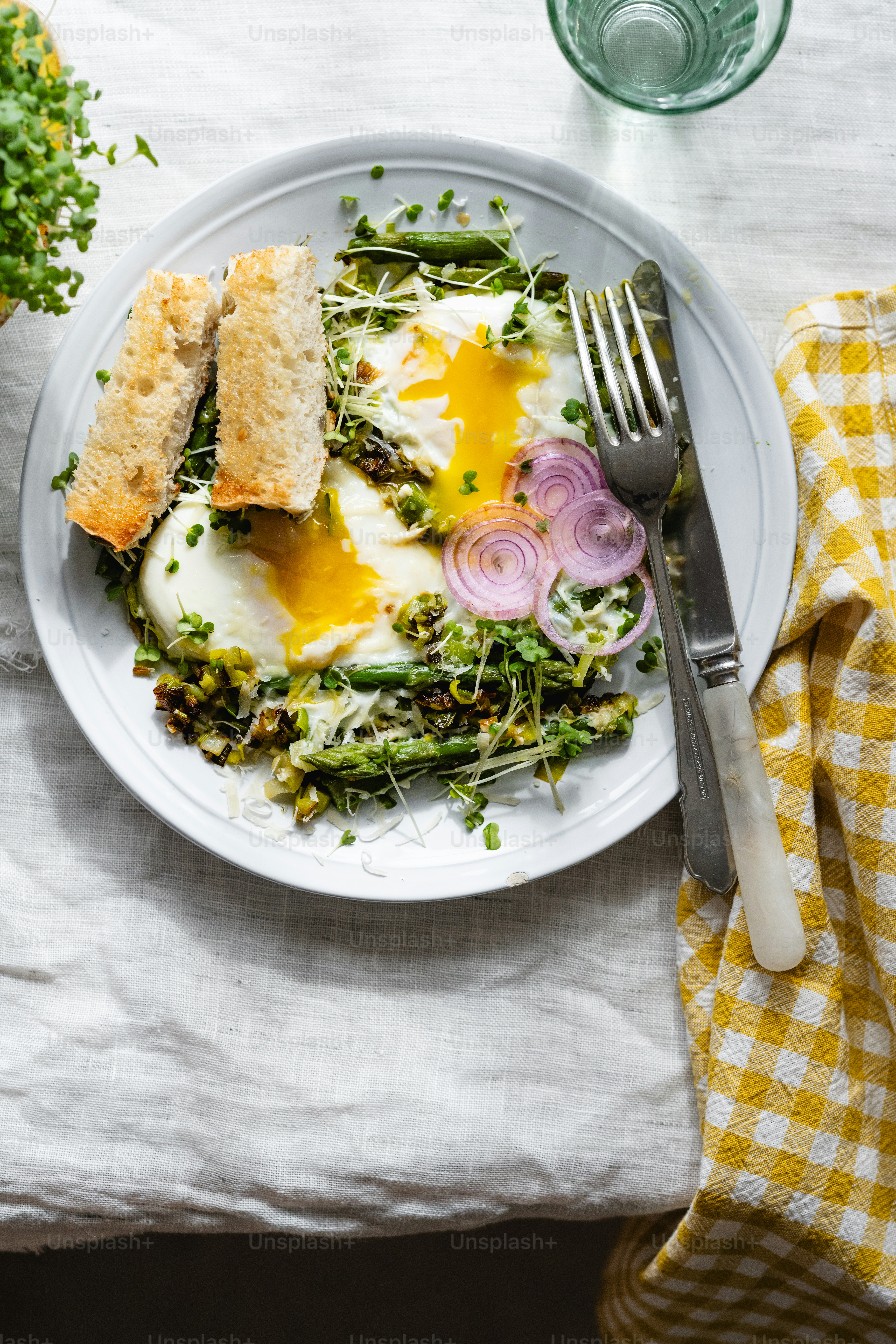 Huevos fritos con espárragos, brotes y tostadas foto – Imagen de ...