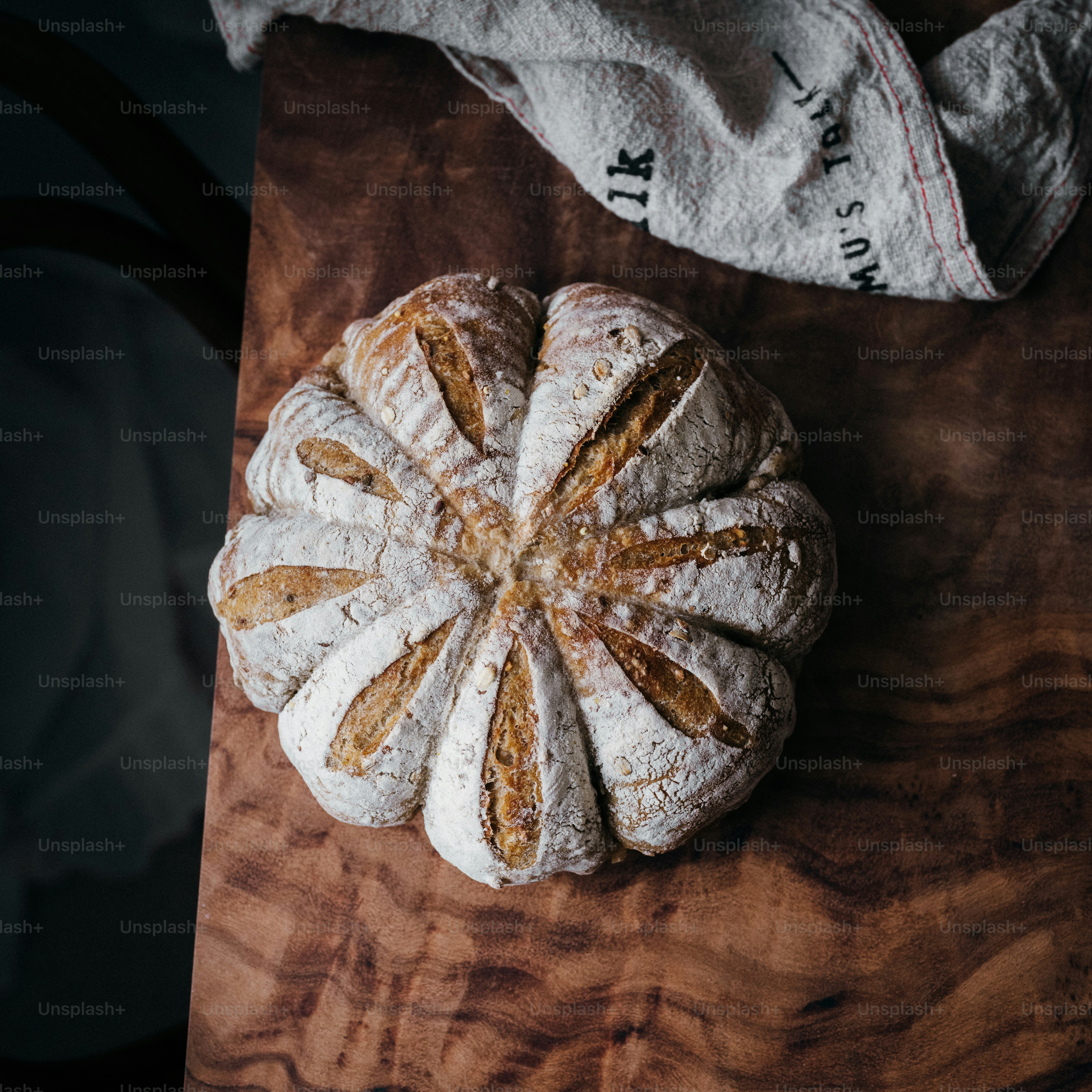 Huevos fritos con espárragos, brotes y tostadas foto – Imagen de ...