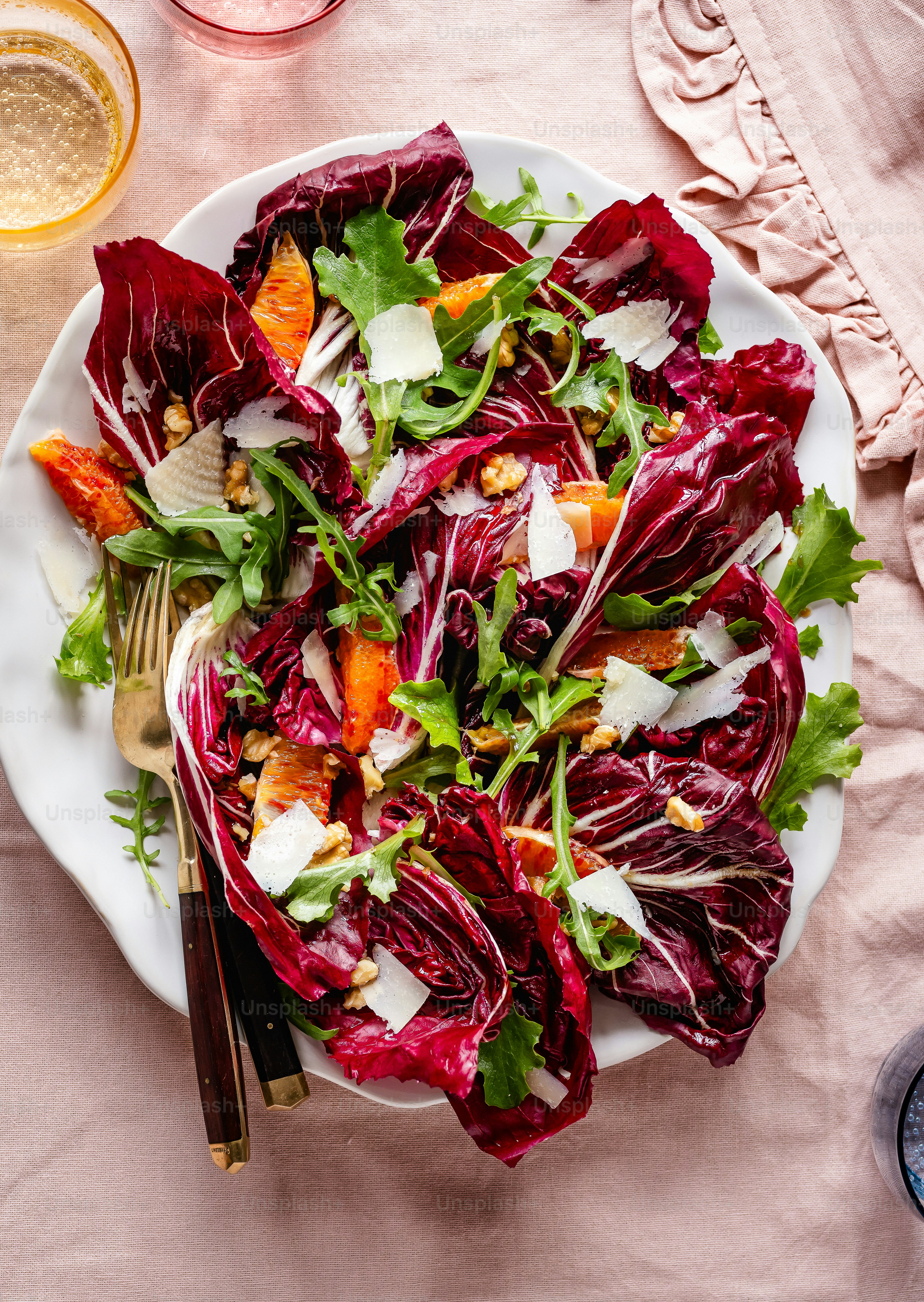 Huevos fritos con espárragos, brotes y tostadas foto – Imagen de ...