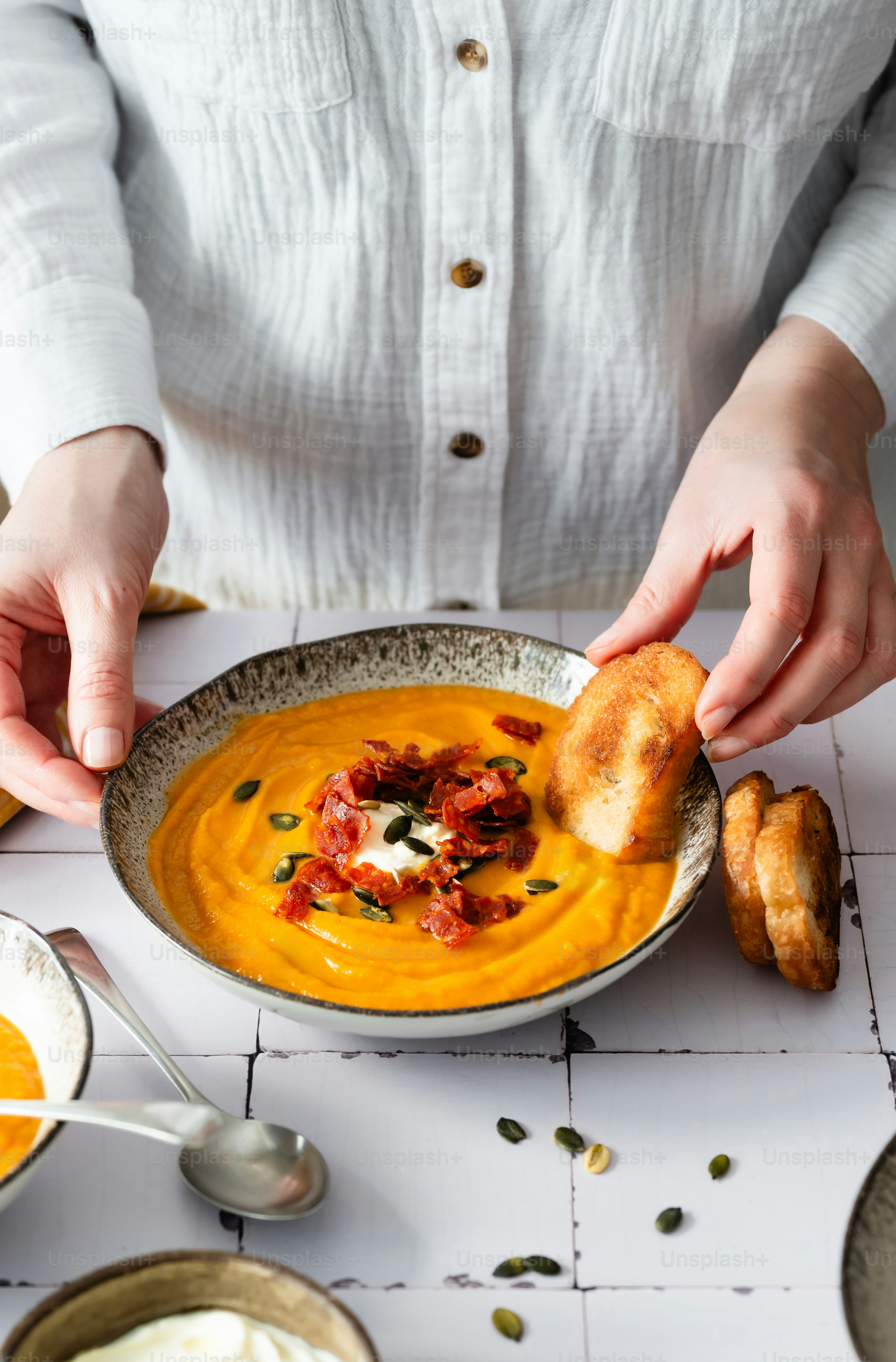 Huevos fritos con espárragos, brotes y tostadas foto – Imagen de ...