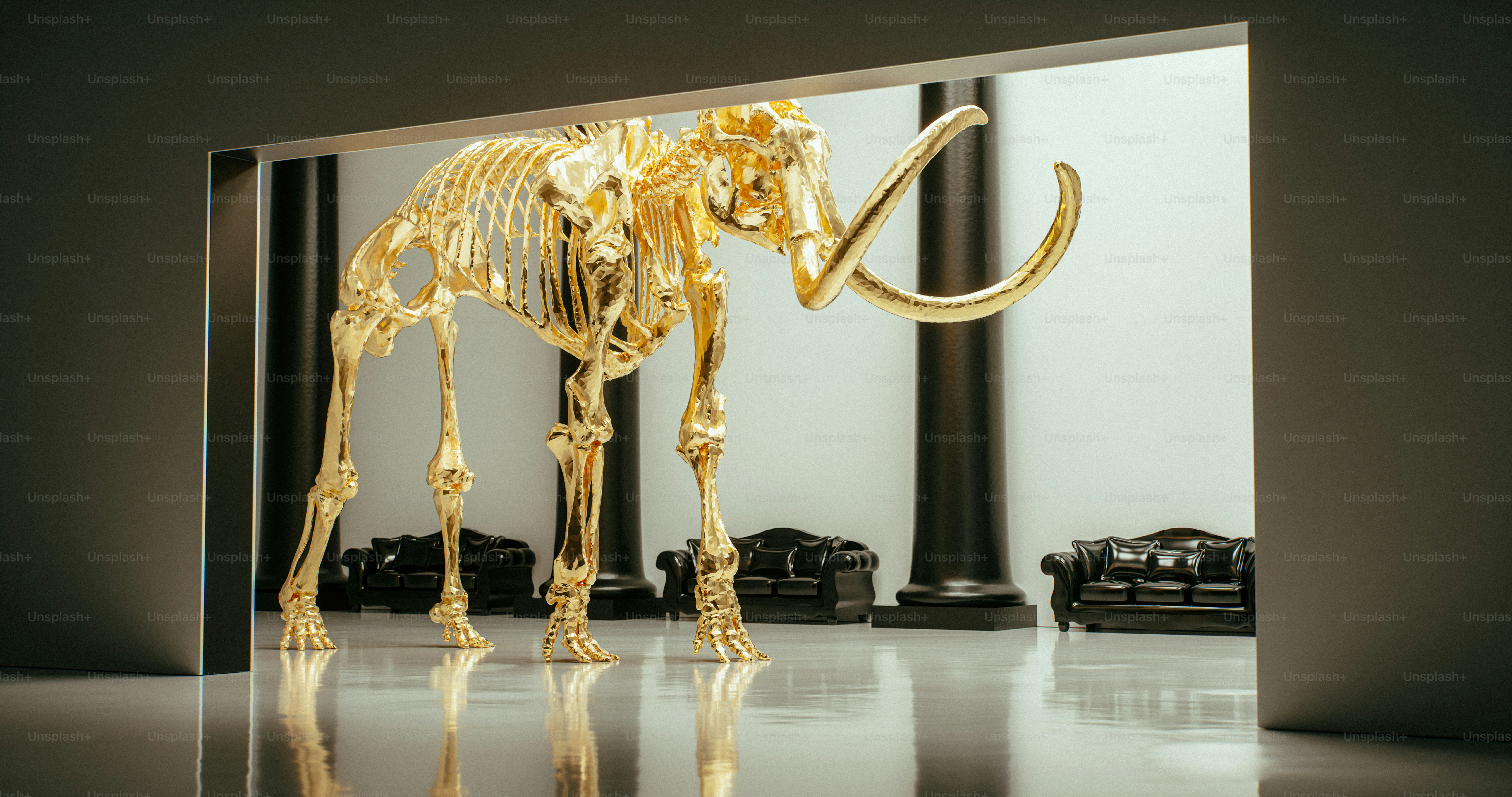 Goldenes Mammutskelett in einer Museumshalle ausgestellt Foto – Bild ...